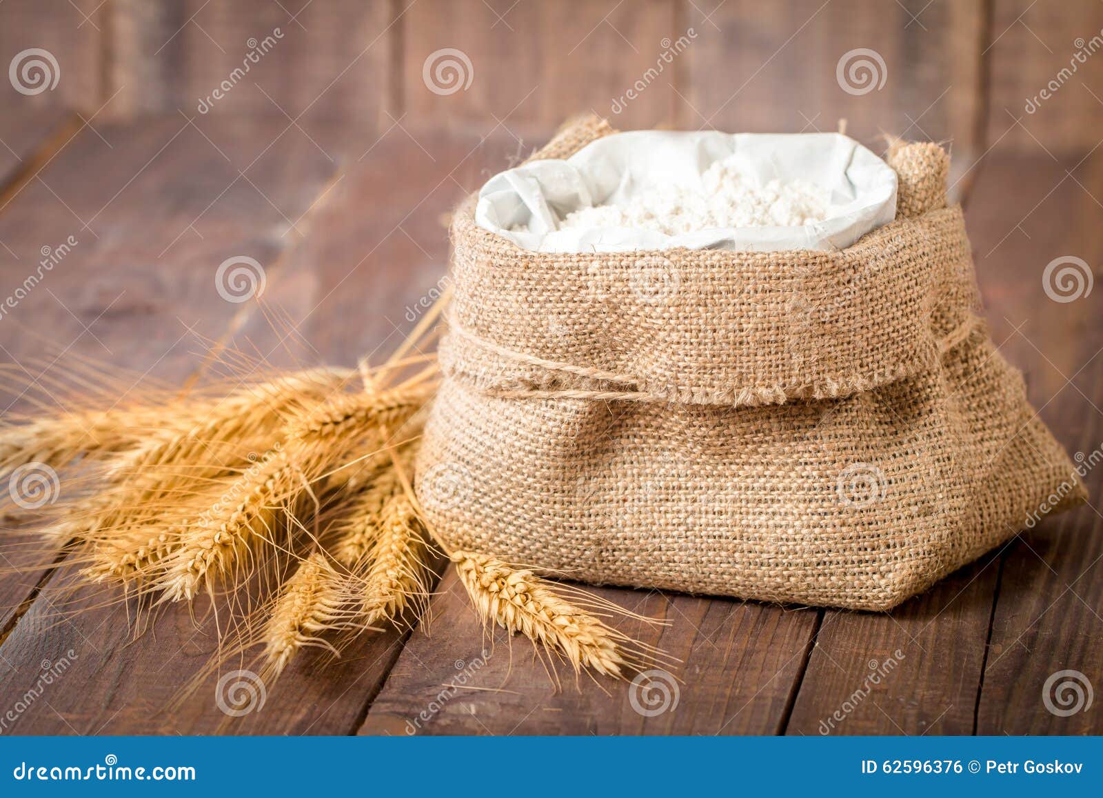 Puntos y harina de Rye foto de archivo. Imagen de dorado - 62596376