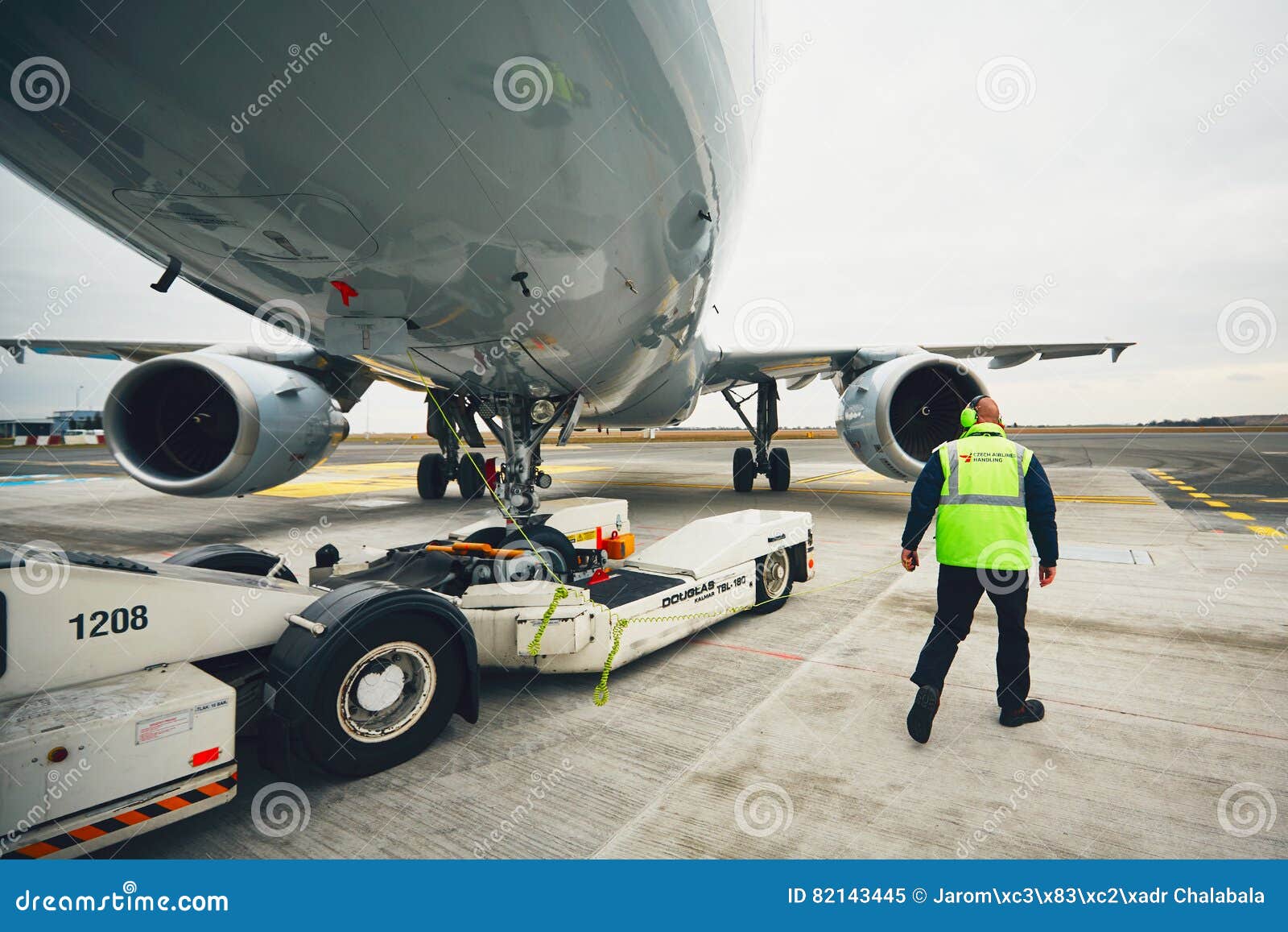 Pushback de los aviones imagen editorial. Imagen de chorro - 82143445