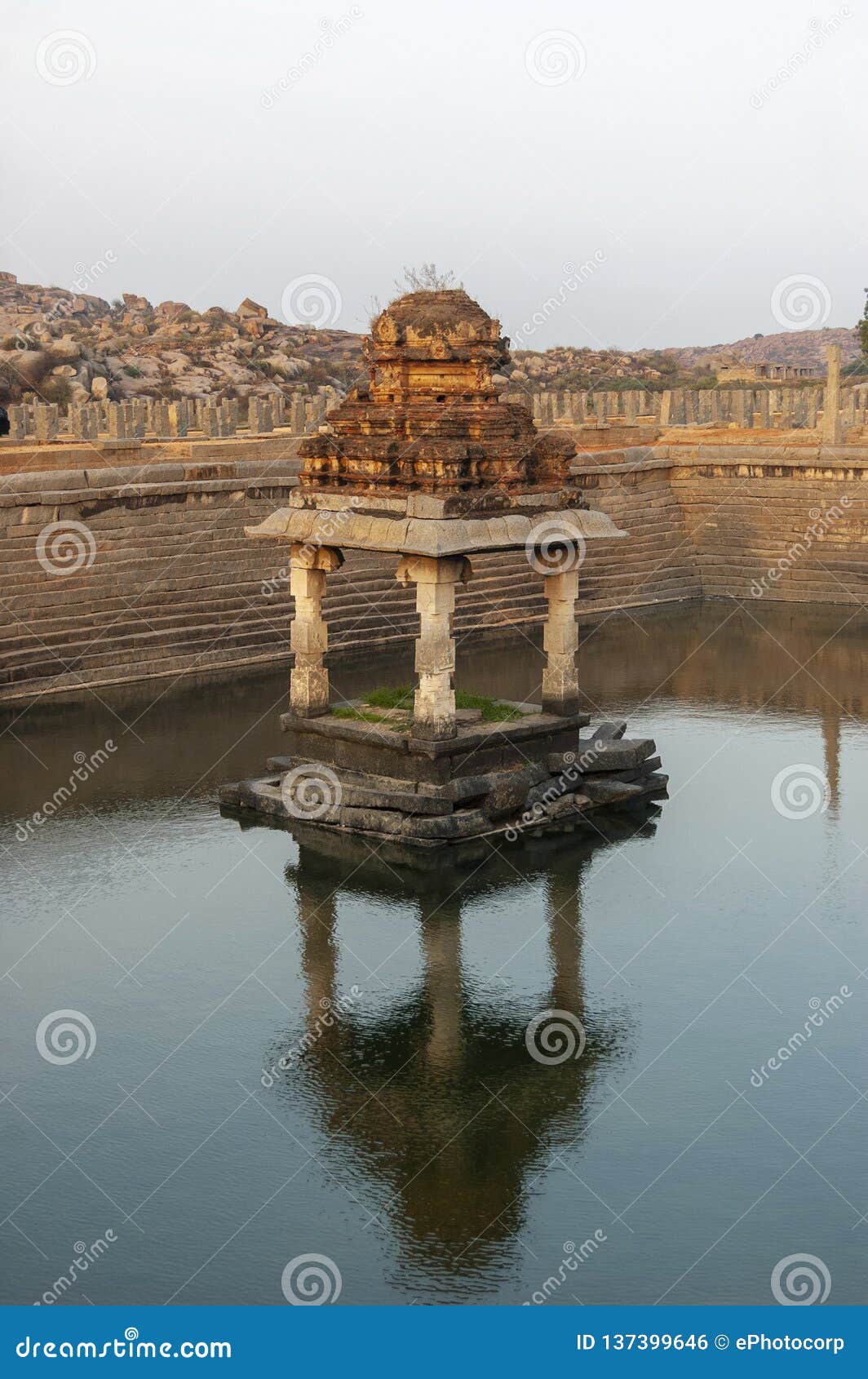 Pushkarni O Stepwell Adiacente a Krishna Bazaar Ed Al Tempio ... Pushkarni O Stepwell Adiacente a Krishna Bazaar Ed Al Tempio ...