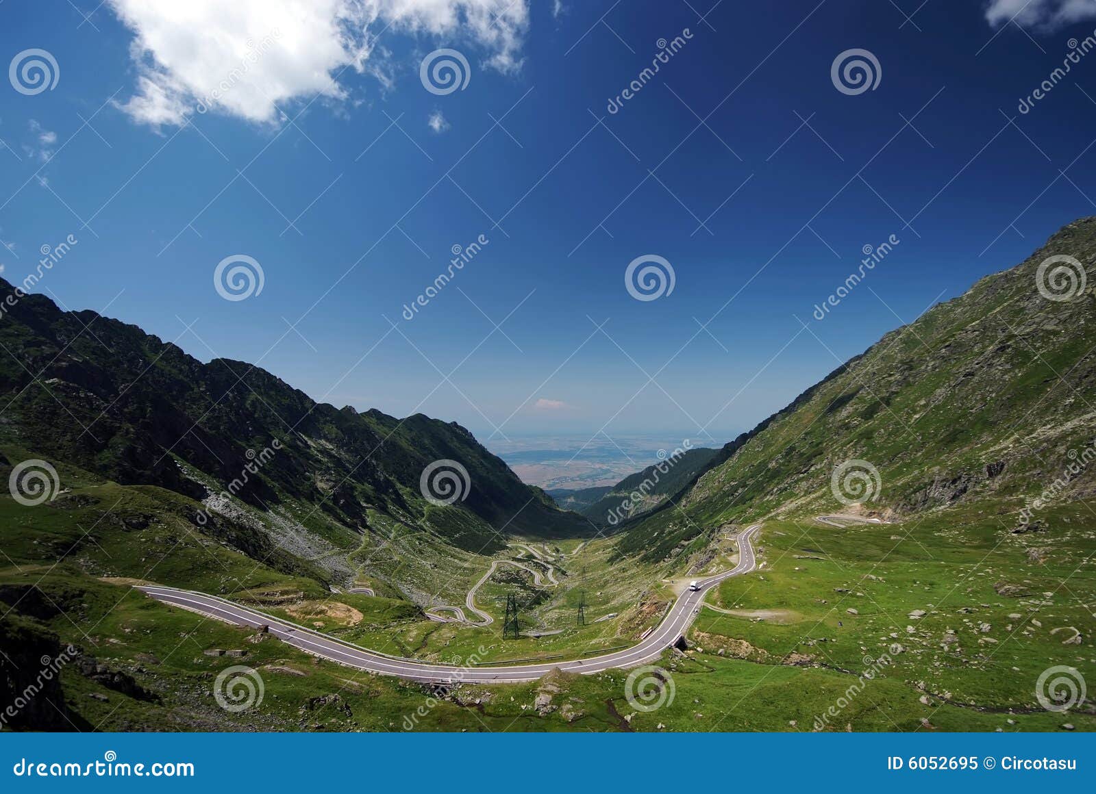 Pusta Droga Otoczona Przez Góry Obraz Stock - Obraz złożonej z lato ...