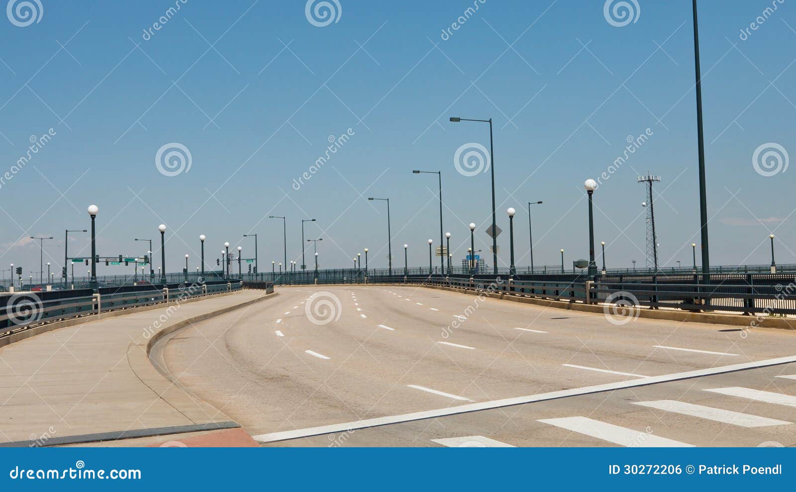 Pusta Multilane autostrada zdjęcie stock. Obraz złożonej z nikt - 30272206