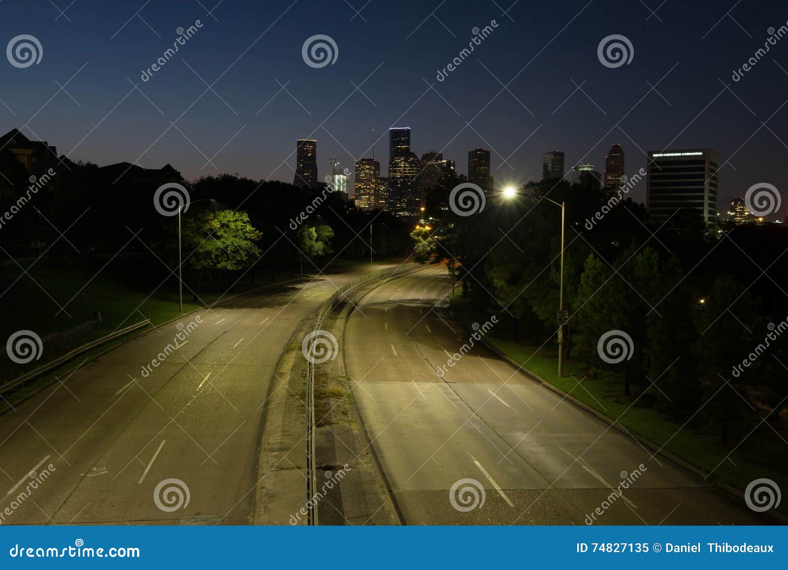 Pusta ulica miasto obraz editorial. Obraz złożonej z samotnie - 74827135