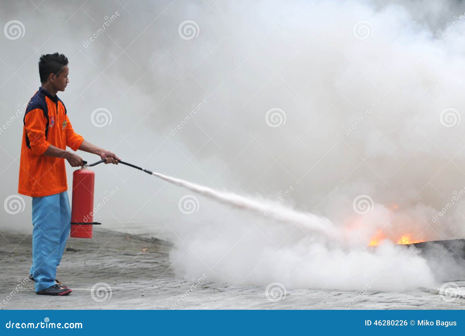 Put Out the Fire Using Simple Tools Editorial Photo - Image of fire ...