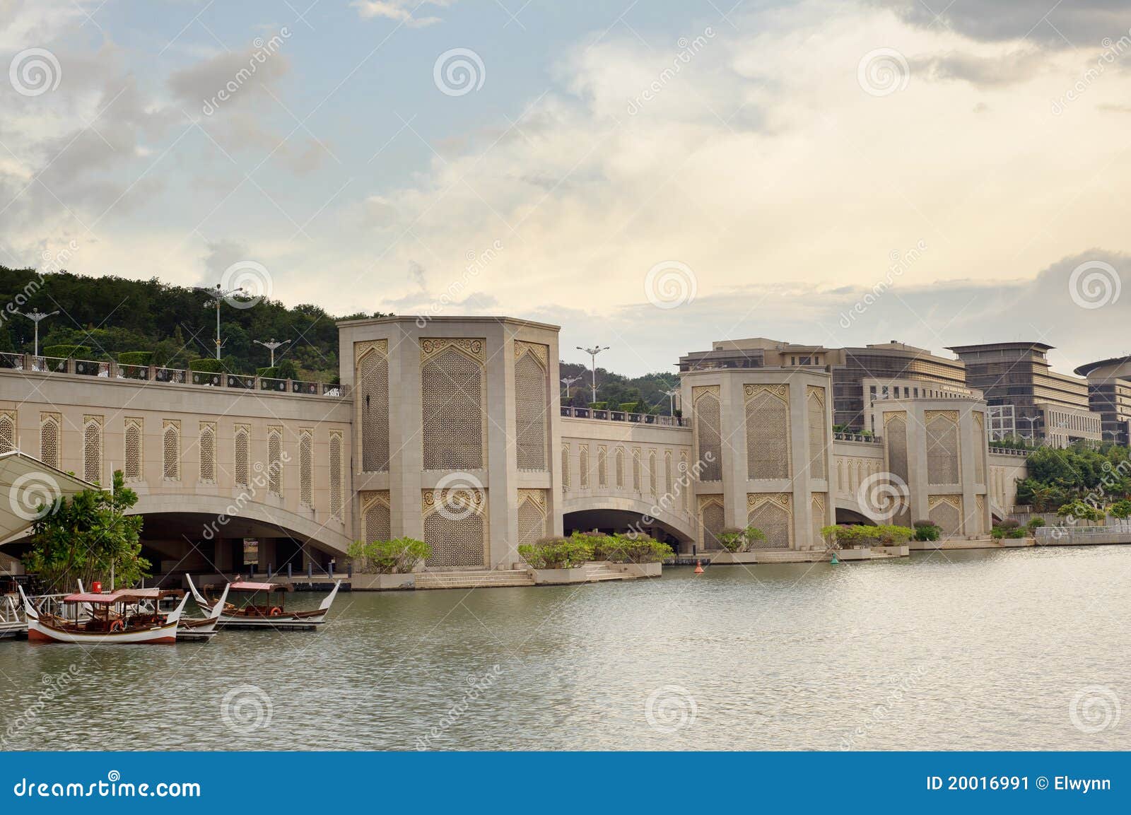 Putra Bridge stock image. Image of engineering, landmark - 20016991