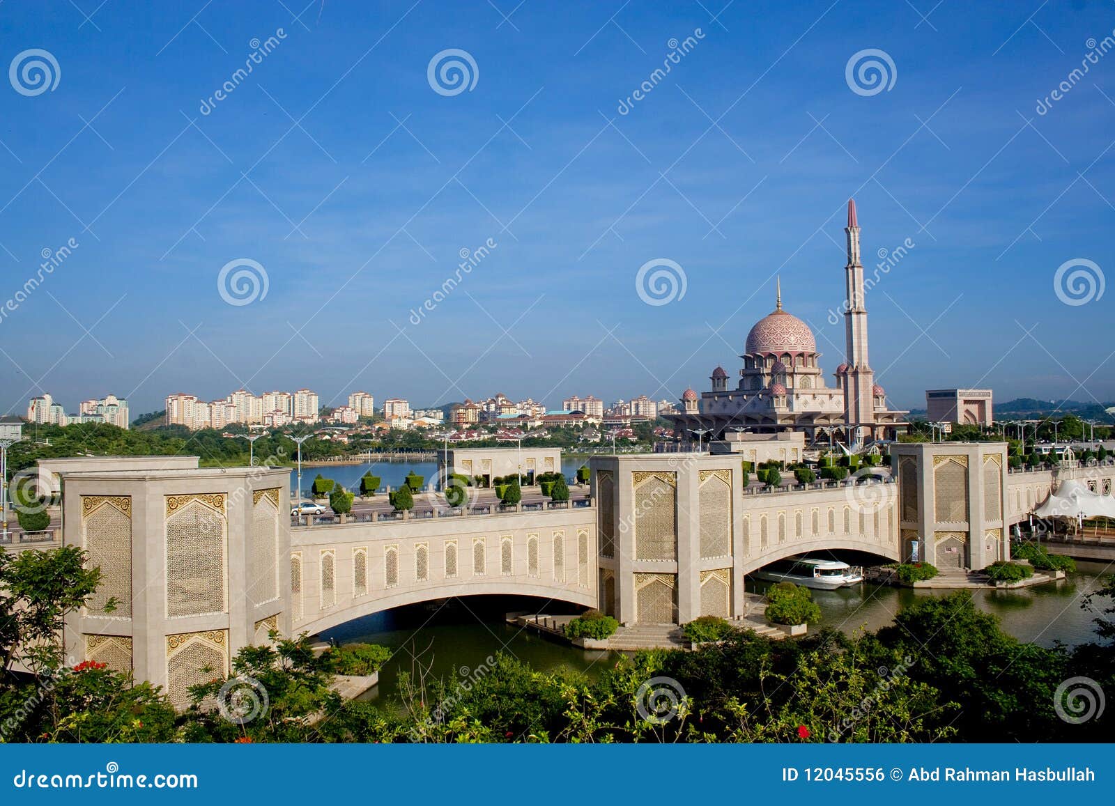 Putra Bridge in Putrajaya stock photo. Image of engineering - 12045556