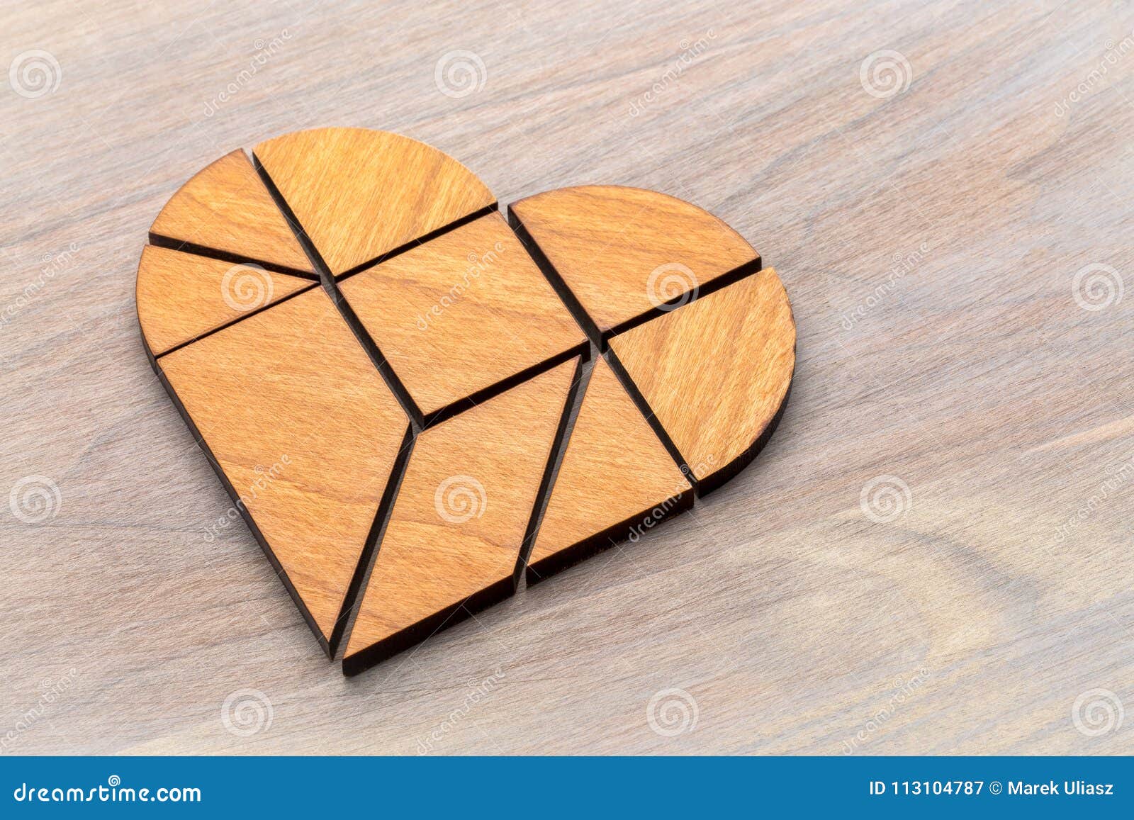 Puzzle de tangram de coeur image stock. Image du gibier - 113104787