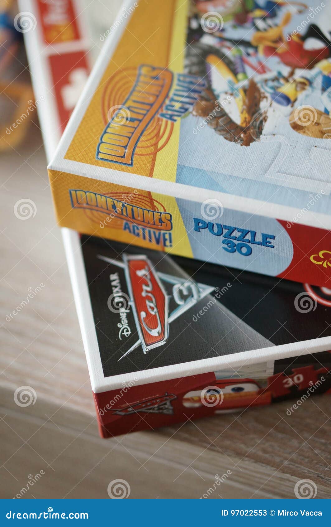 Puzzle Looney Delle Automobili E Di Arie Fotografia Stock Editoriale ...