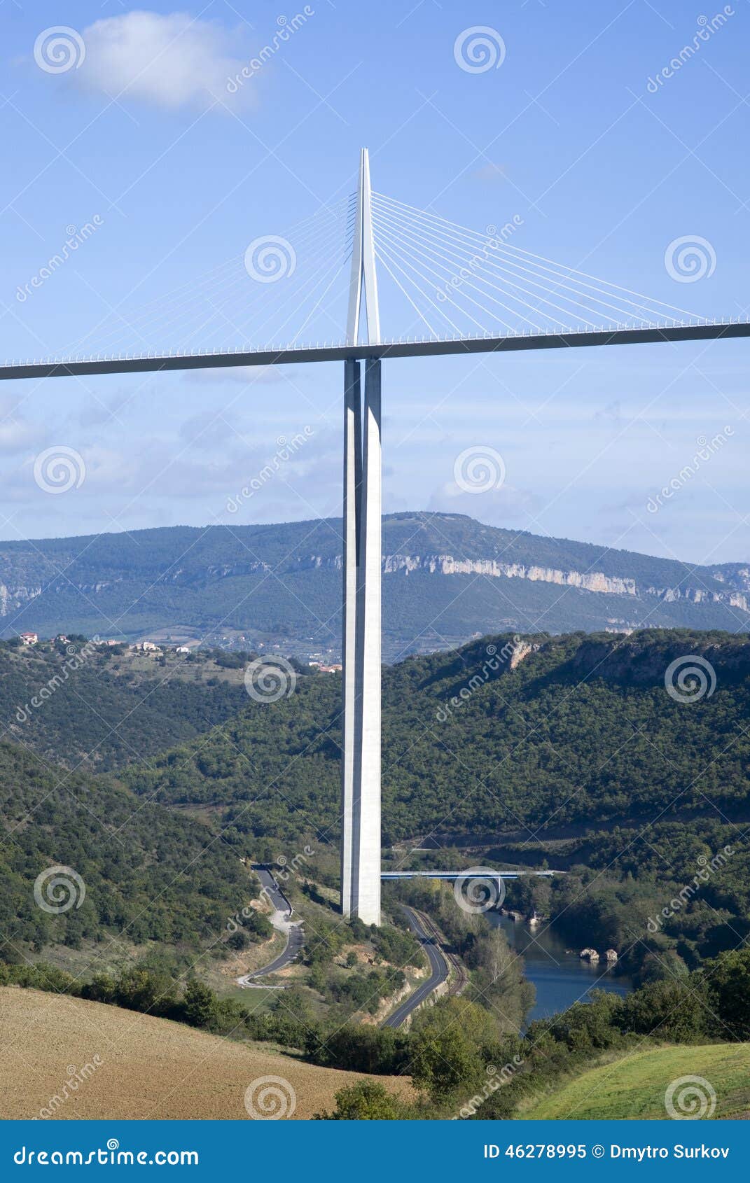 Pylon Av Den Millau Viadukten Redaktionell Foto - Bild av motorväg ...
