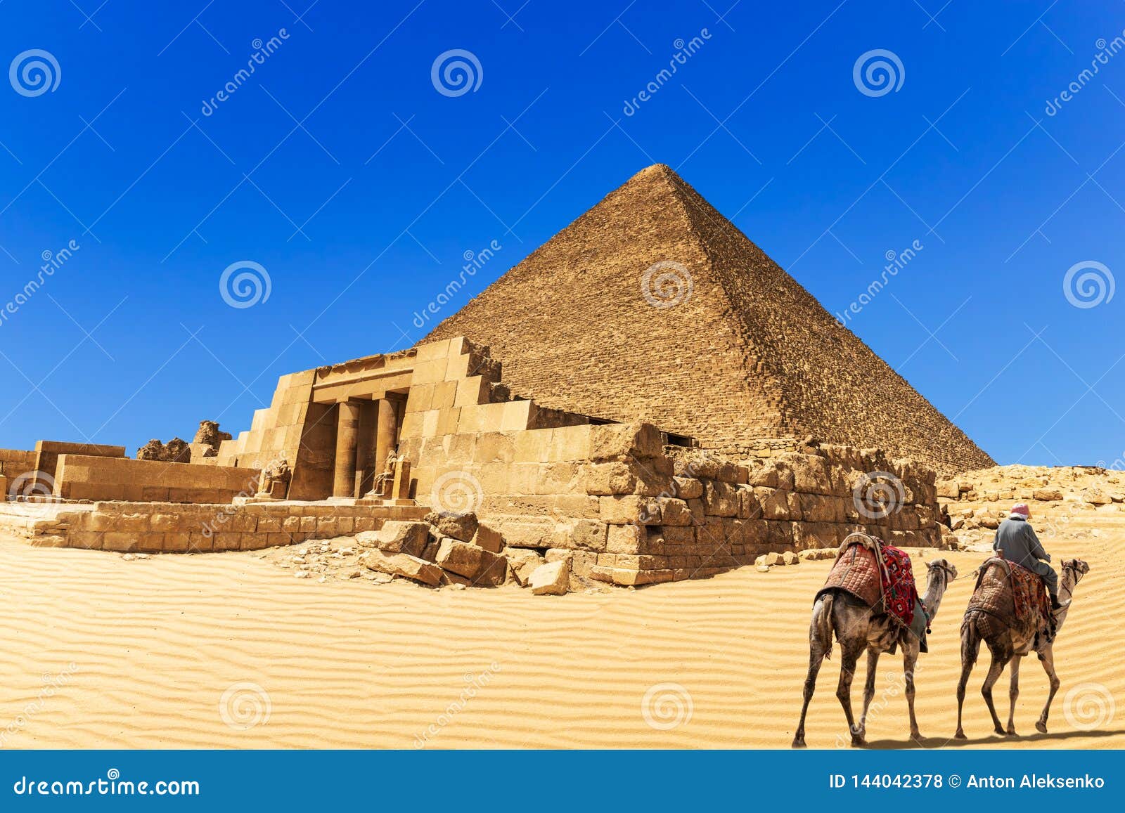 The Pyramid of Cheops and the Mastaba of Seshemnefer IV, Giza, Egypt ...