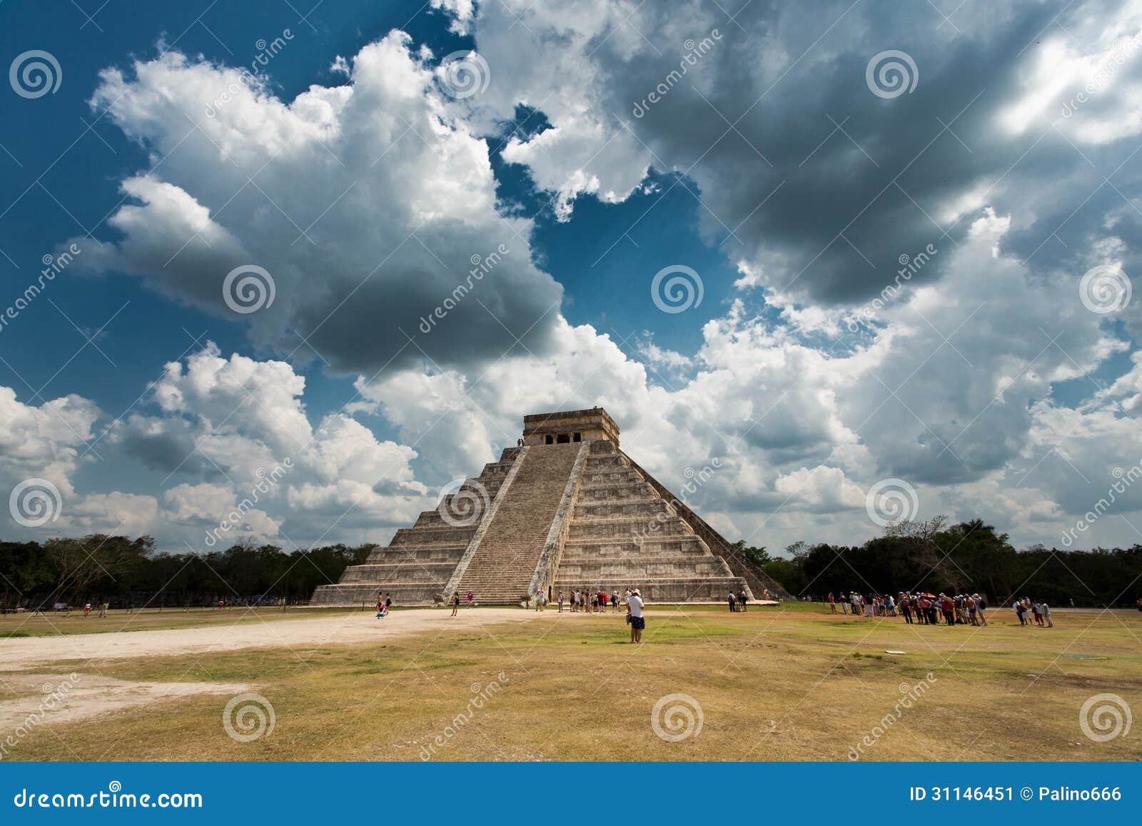 Pyramid in Chichen Itza editorial photo. Image of beach - 31146451