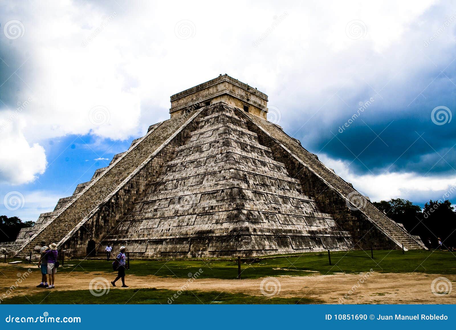 Pyramid of Chichen Itza, Mexico Editorial Image - Image of construction ...