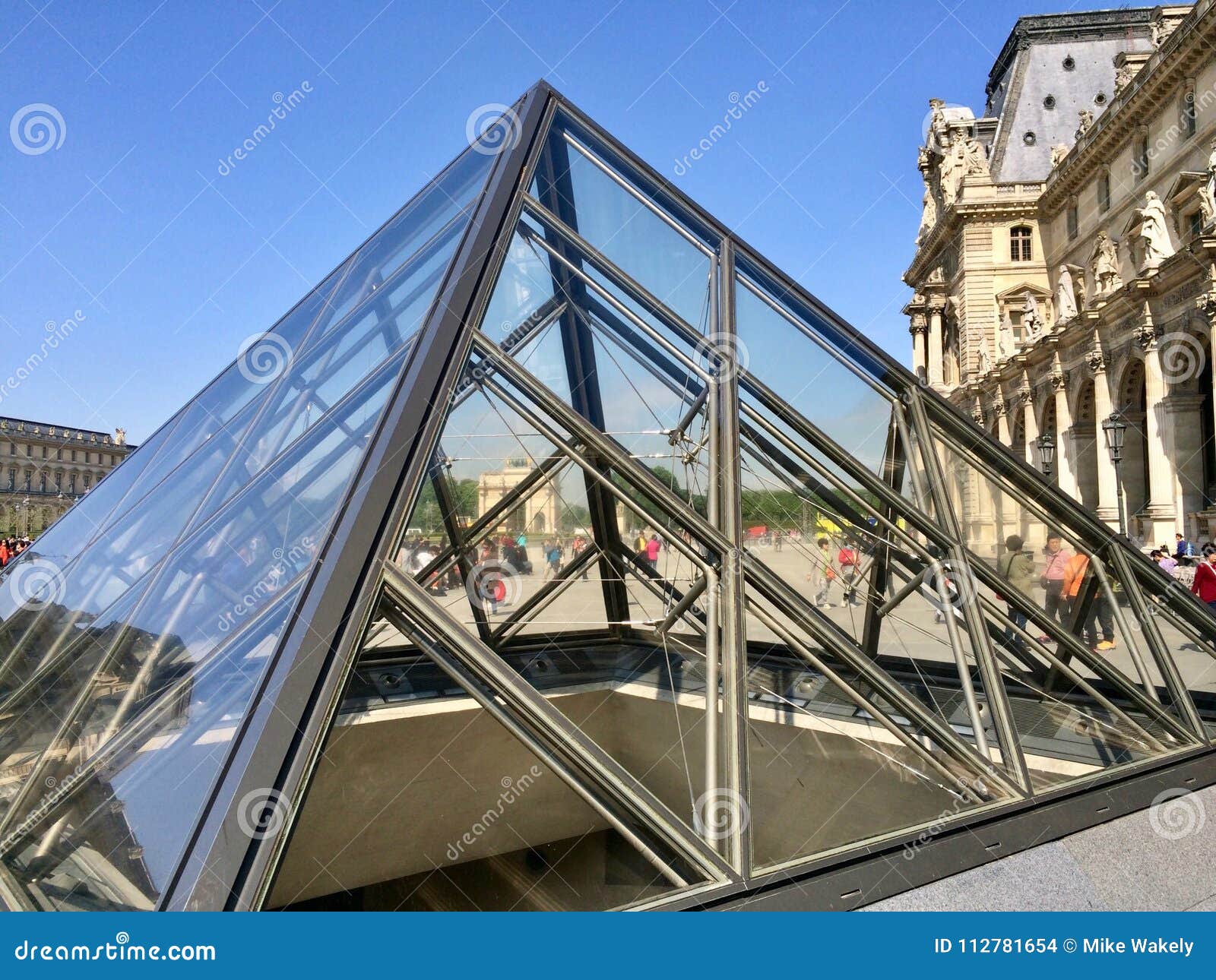 Le Pyramide in Paris editorial stock image. Image of louvre - 112781654