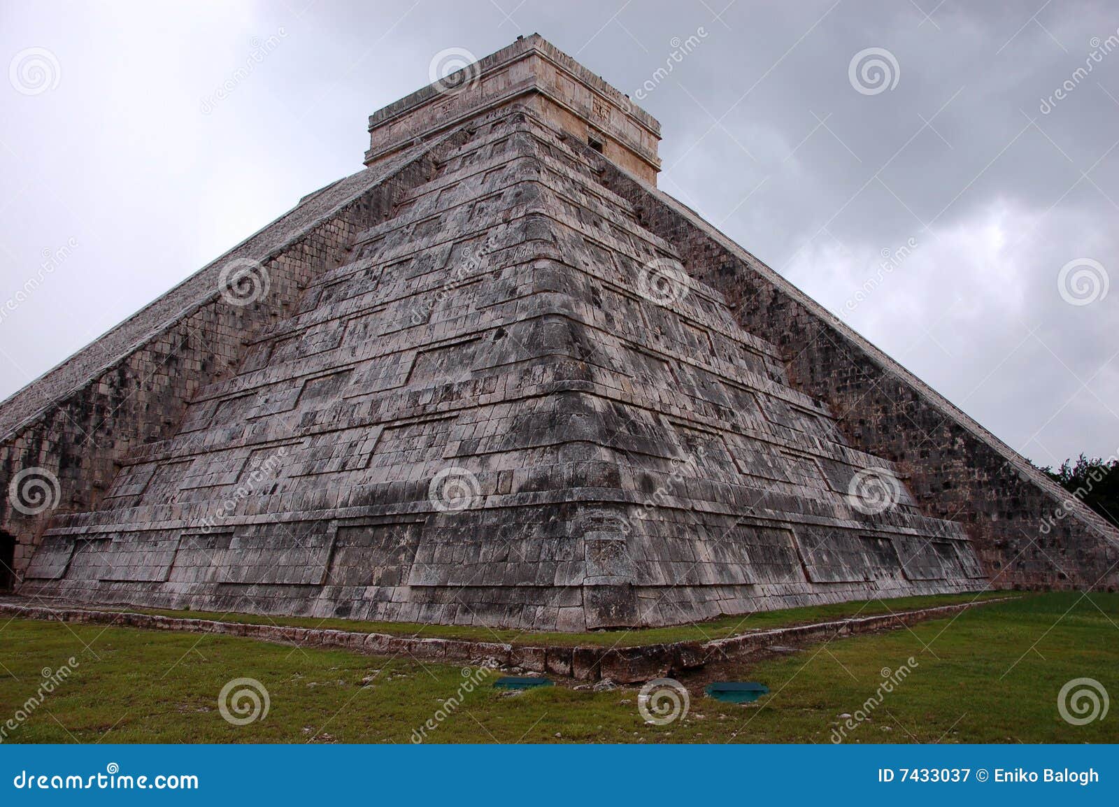 Pyramid of Kukulkan stock image. Image of culture, chichen - 7433037