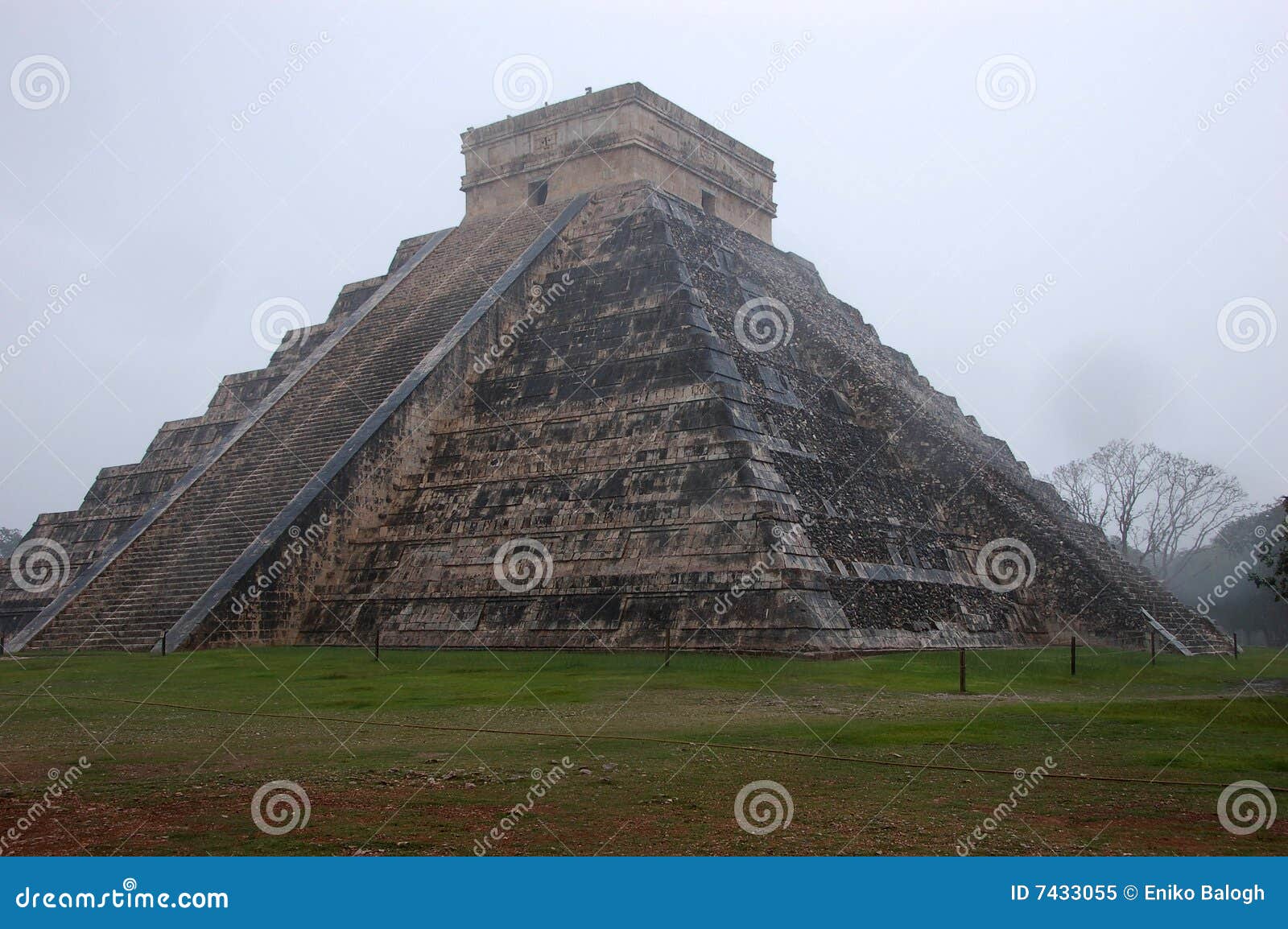 Pyramid of Kukulkan stock image. Image of tourist, outdoor - 7433055