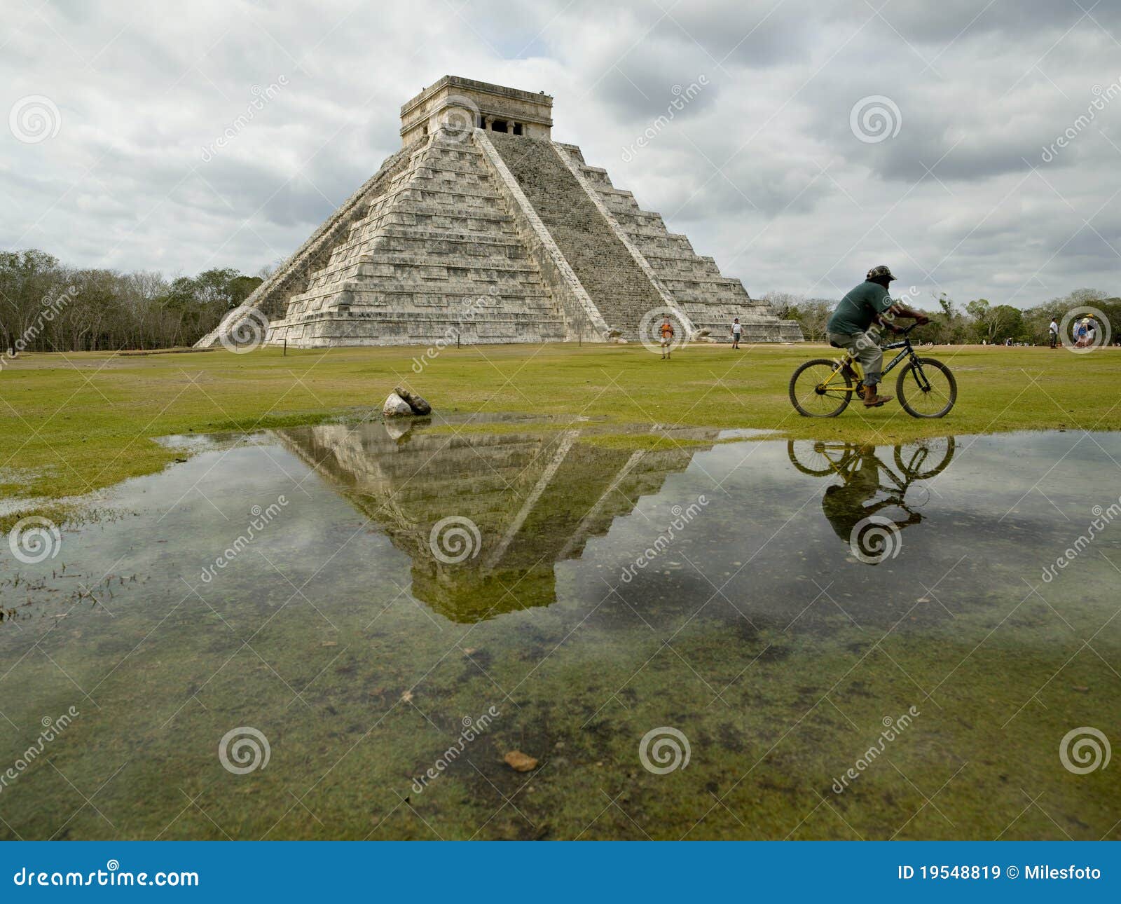 Pyramid of Kukulkan in Chichen Itza Editorial Stock Image - Image of ...