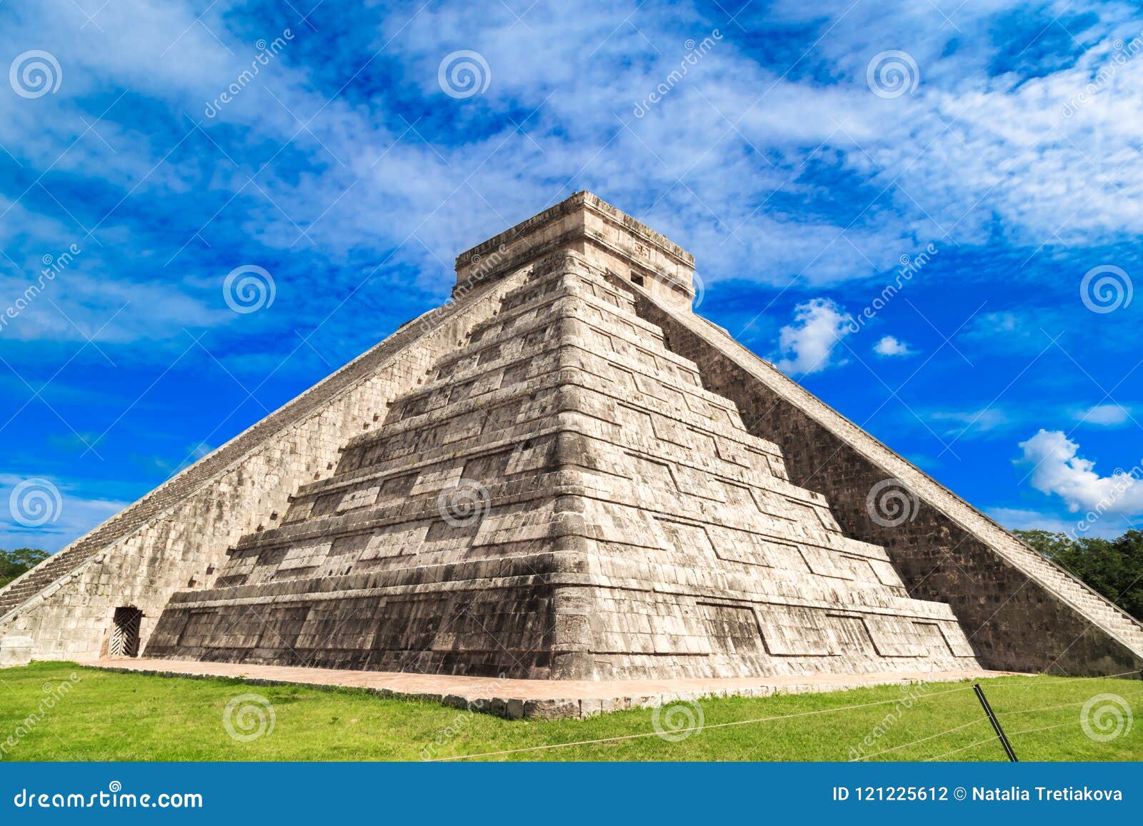 The Pyramid of Kukulkan in Chichen Itza. Mayan Pyramids, Sky, Cl Stock ...