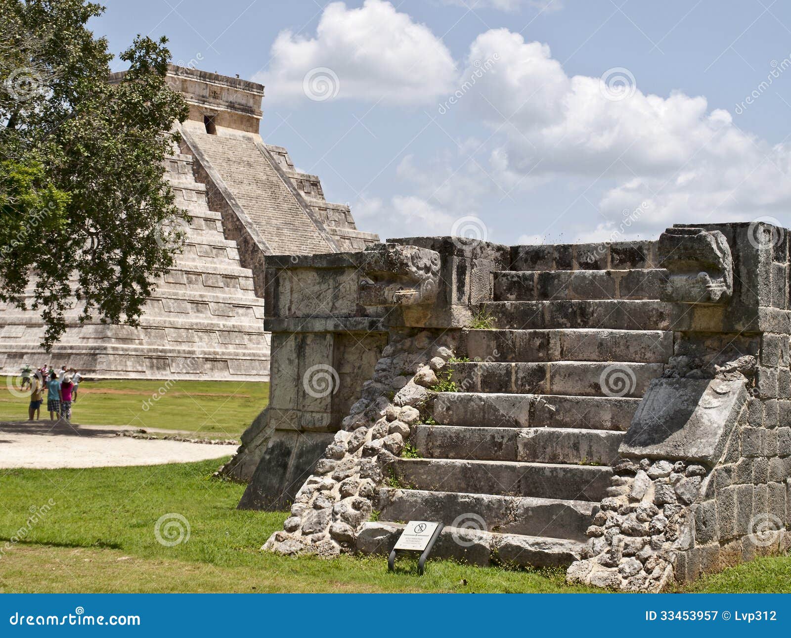 The pyramid of Kukulkan. editorial photography. Image of castillo ...