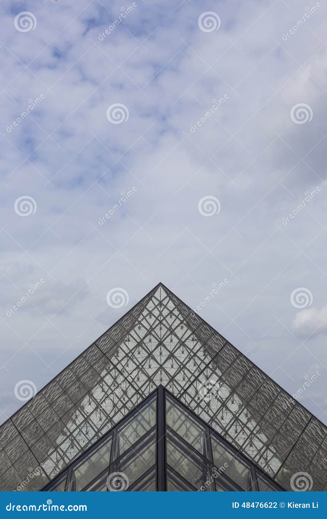 Pyramid of the Louvre editorial photography. Image of exterior - 48476622
