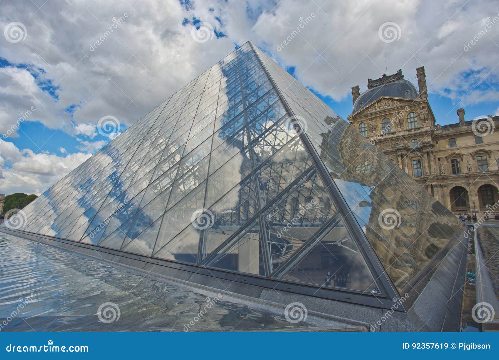 Pyramid at the Louvre editorial stock image. Image of pyramids - 92357619