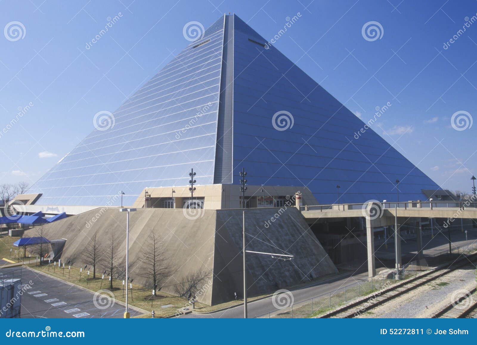 The Pyramid Sports Arena in Memphis, TN Editorial Photo - Image of ...