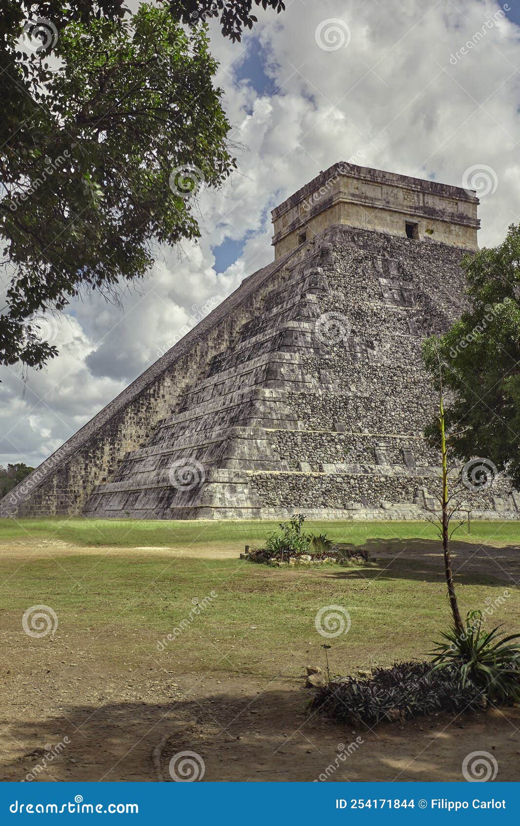 Pyramide De Chichen Itza Plan Vertical Photo stock - Image du ...