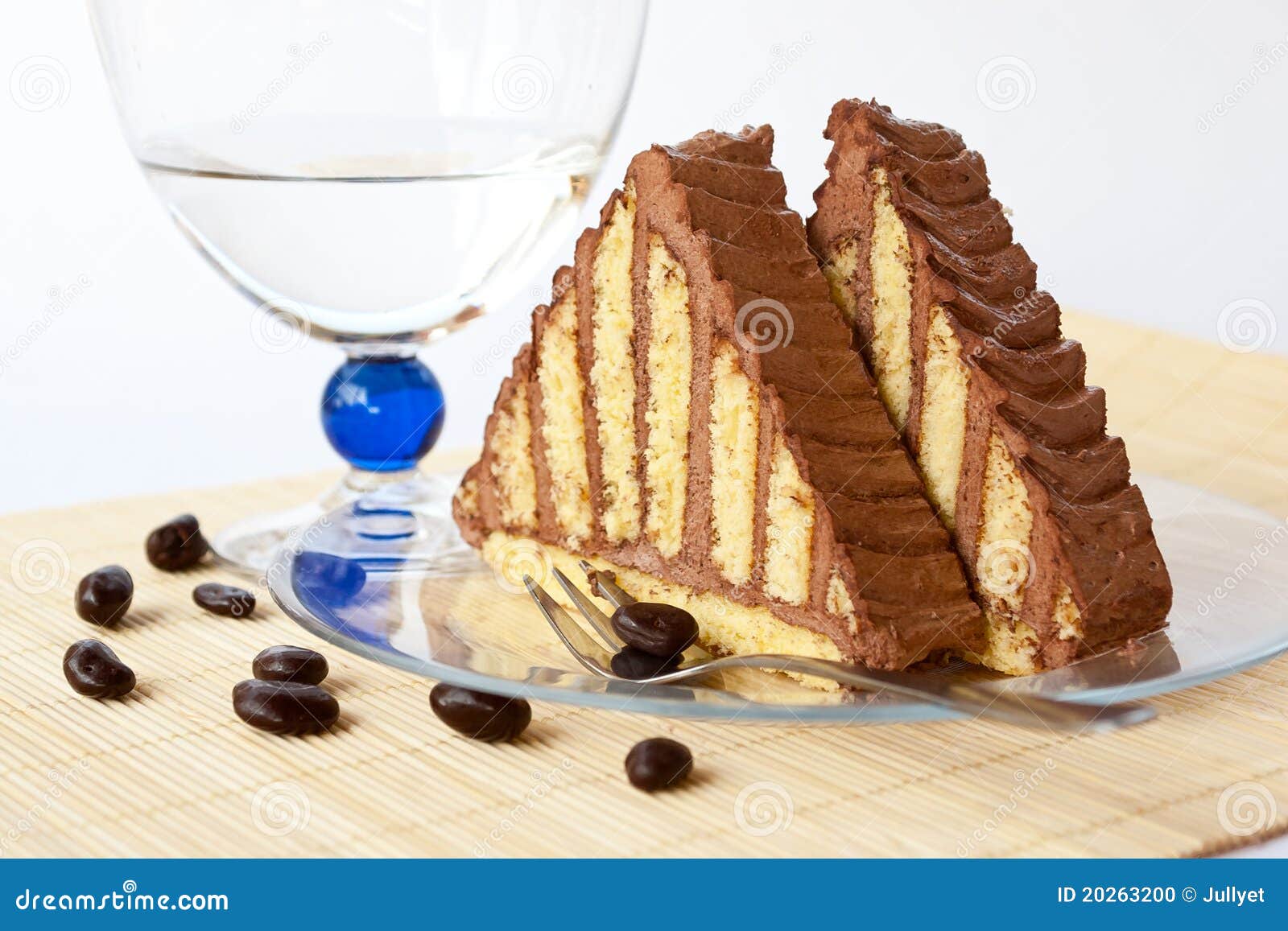 Pyramide de chocolat photo stock. Image du cacao, pâtisserie - 20263200