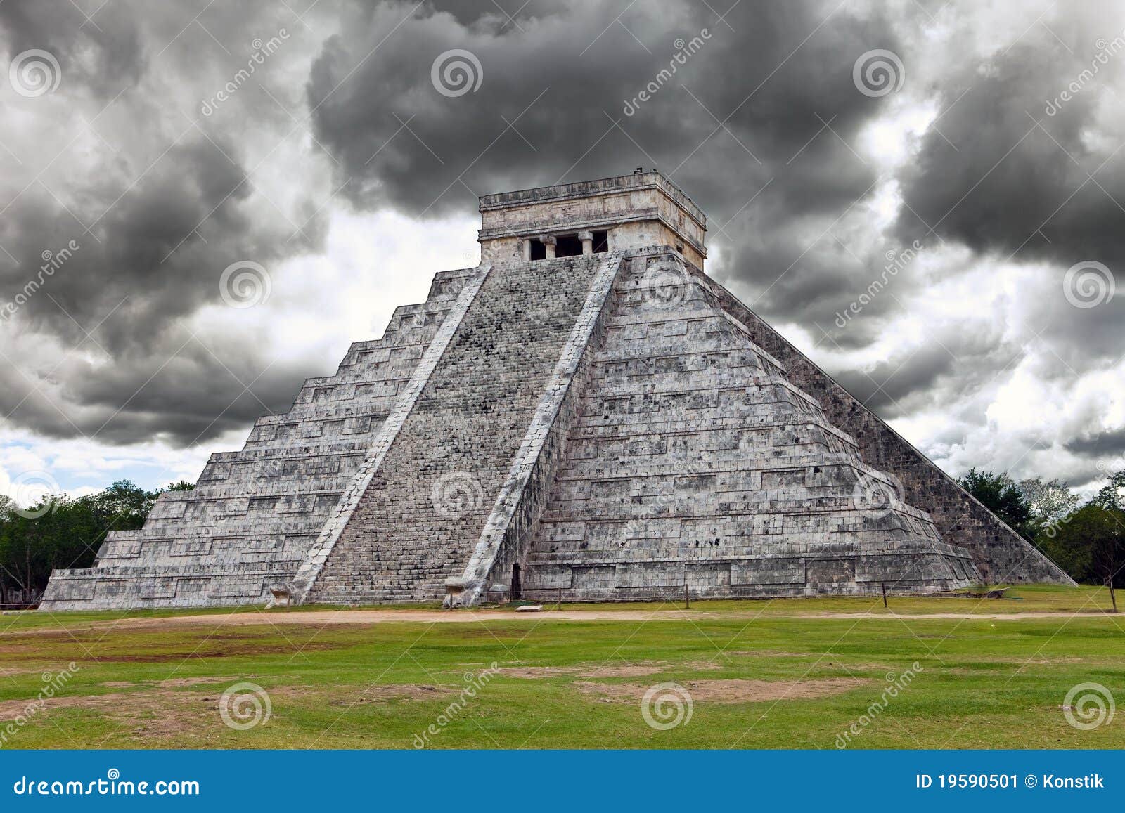 Pyramide De Kukulkan Dans Chichen Itza Sur Le Yucatan Image stock ...