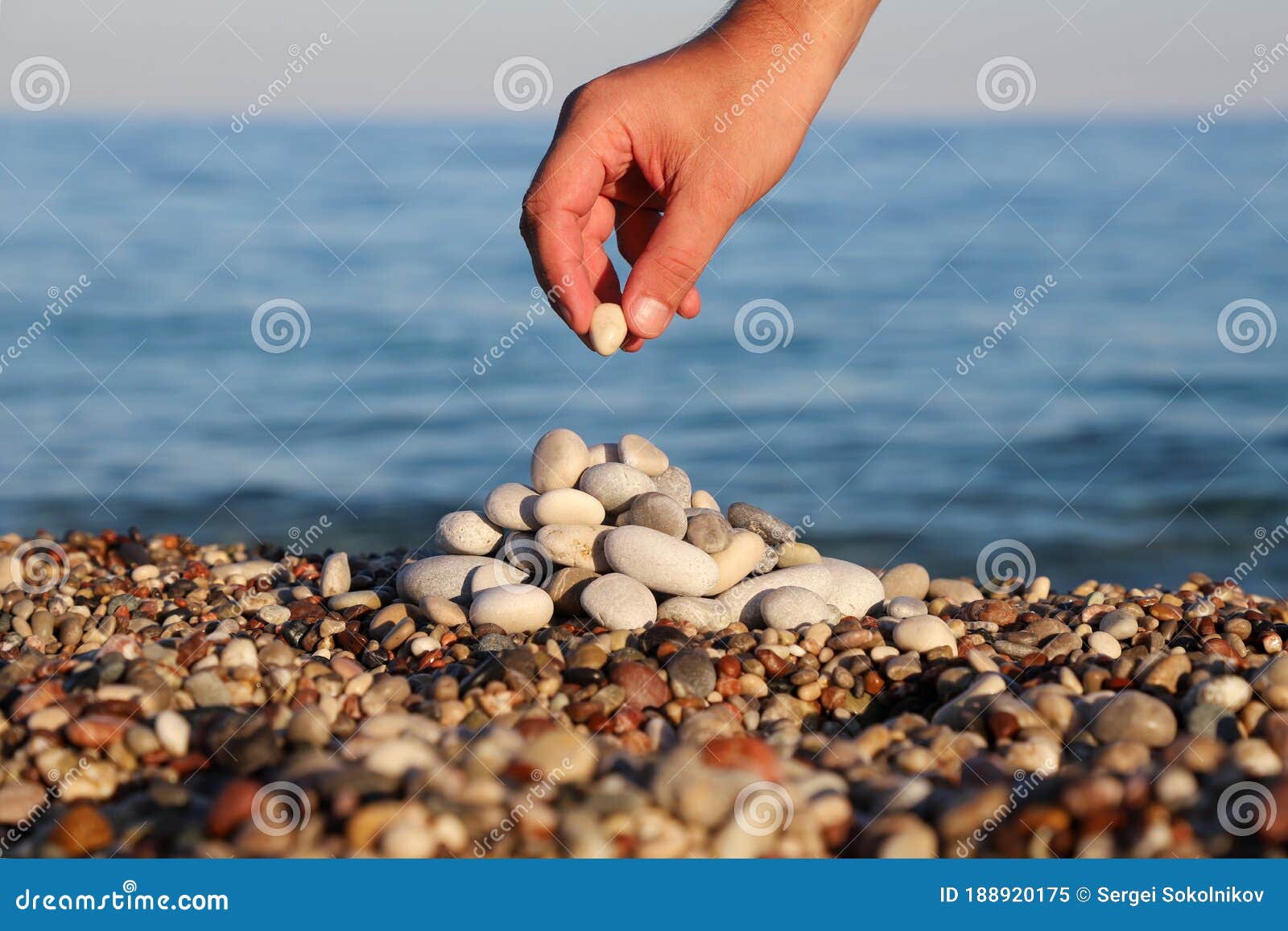 Pyramide De Pierres Sur La Plage Image stock - Image du concept, blanc ...