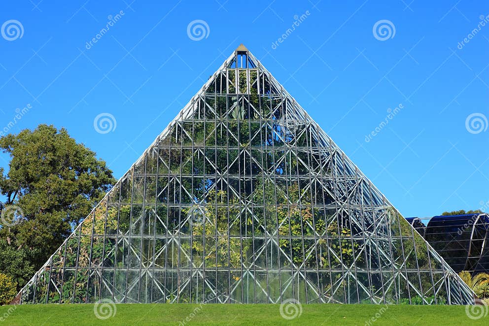 Pyramide de serre photo stock. Image du inclus, climatique - 32176244
