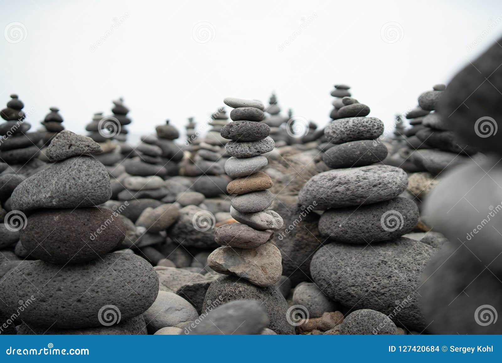 Pyramide der Kiesel stockfoto. Bild von kiesel, relax - 127420684
