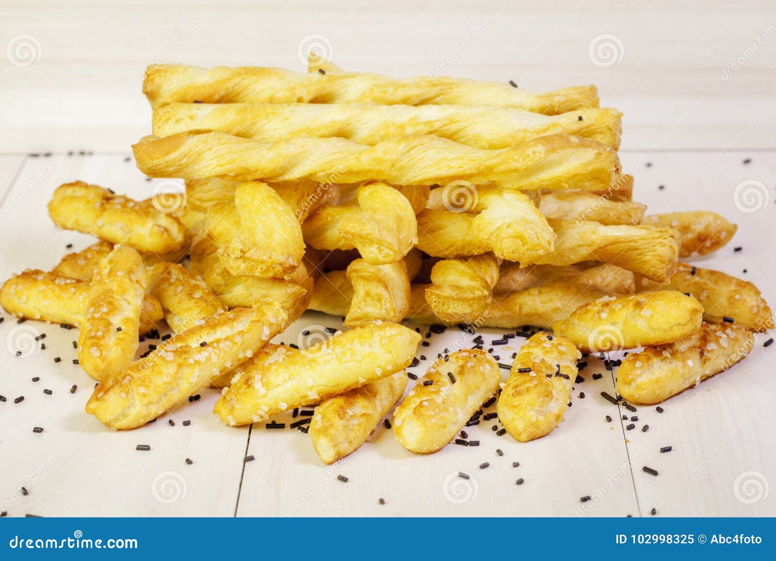 Pyramide Des Biscuits Sur La Table Image stock - Image du nourriture ...