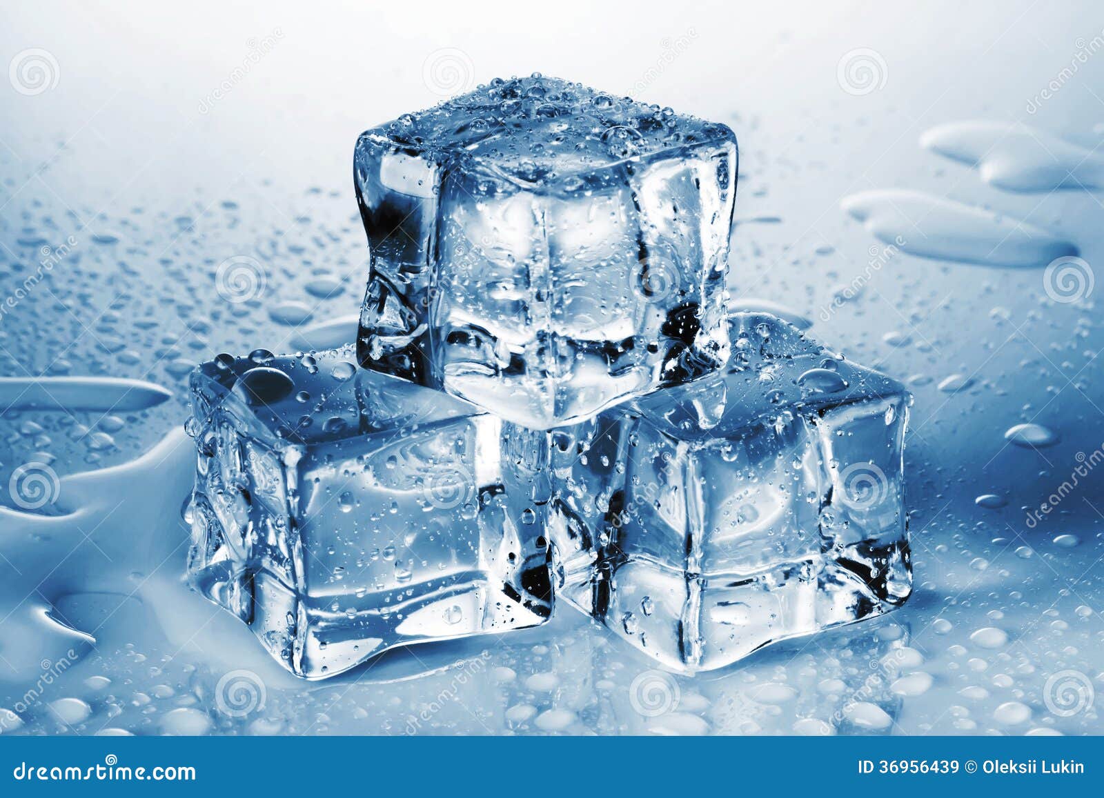 Pyramide Des Glaçons Fondus Image stock - Image du fond, personne: 36956439