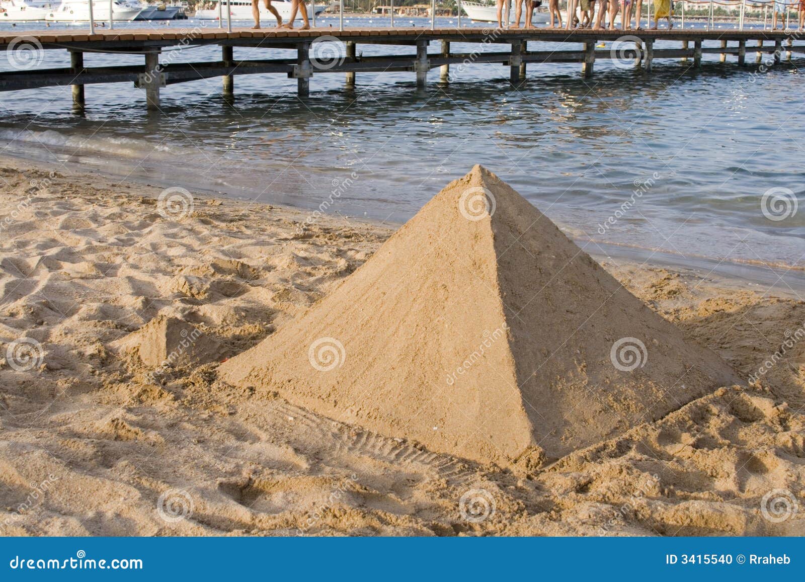 Pyramide-geformtes Sand-Schloss Stockfoto - Bild von tourismus, wasser ...