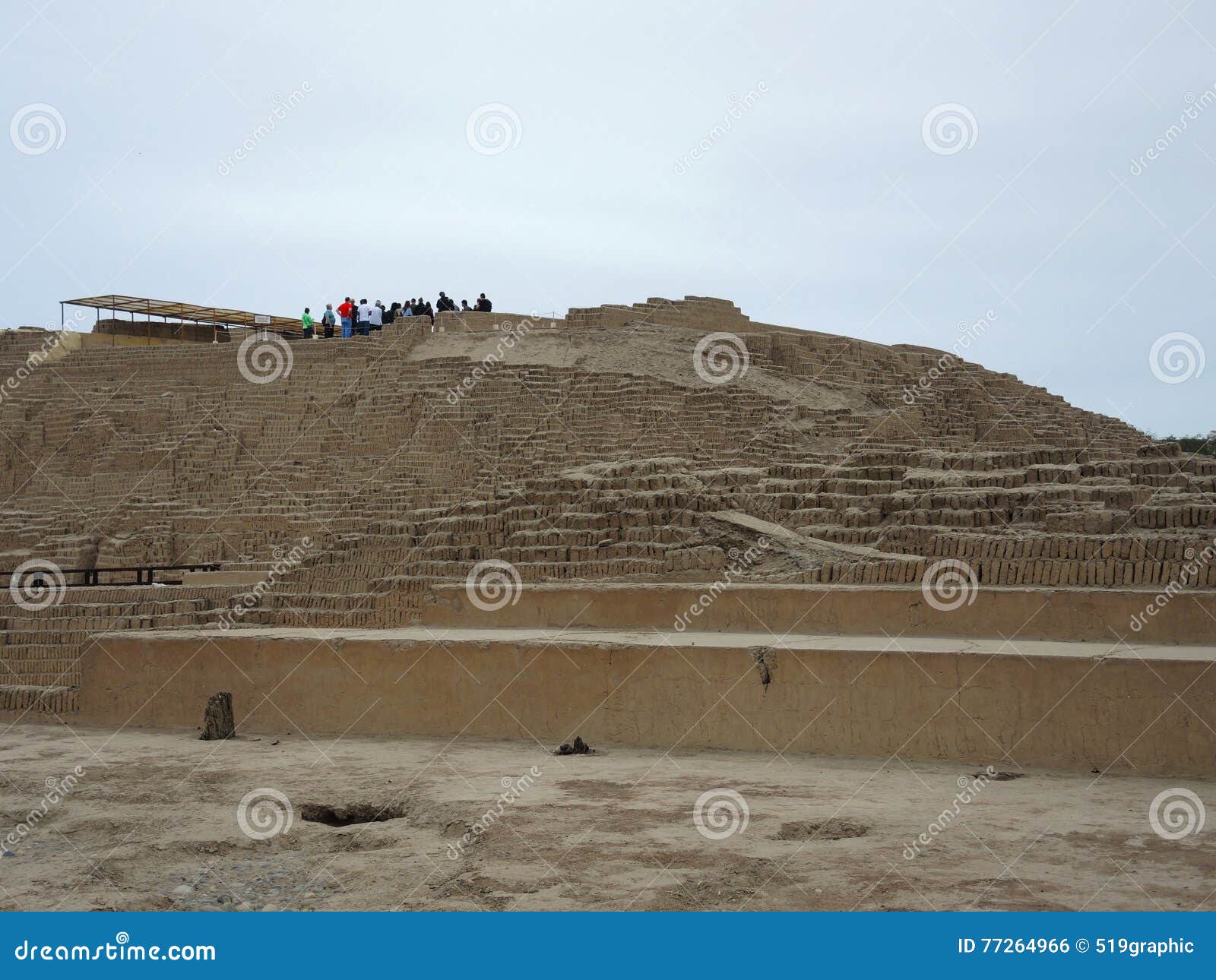 Pyramide in Lima, Peru redaktionelles foto. Bild von adobe - 77264966