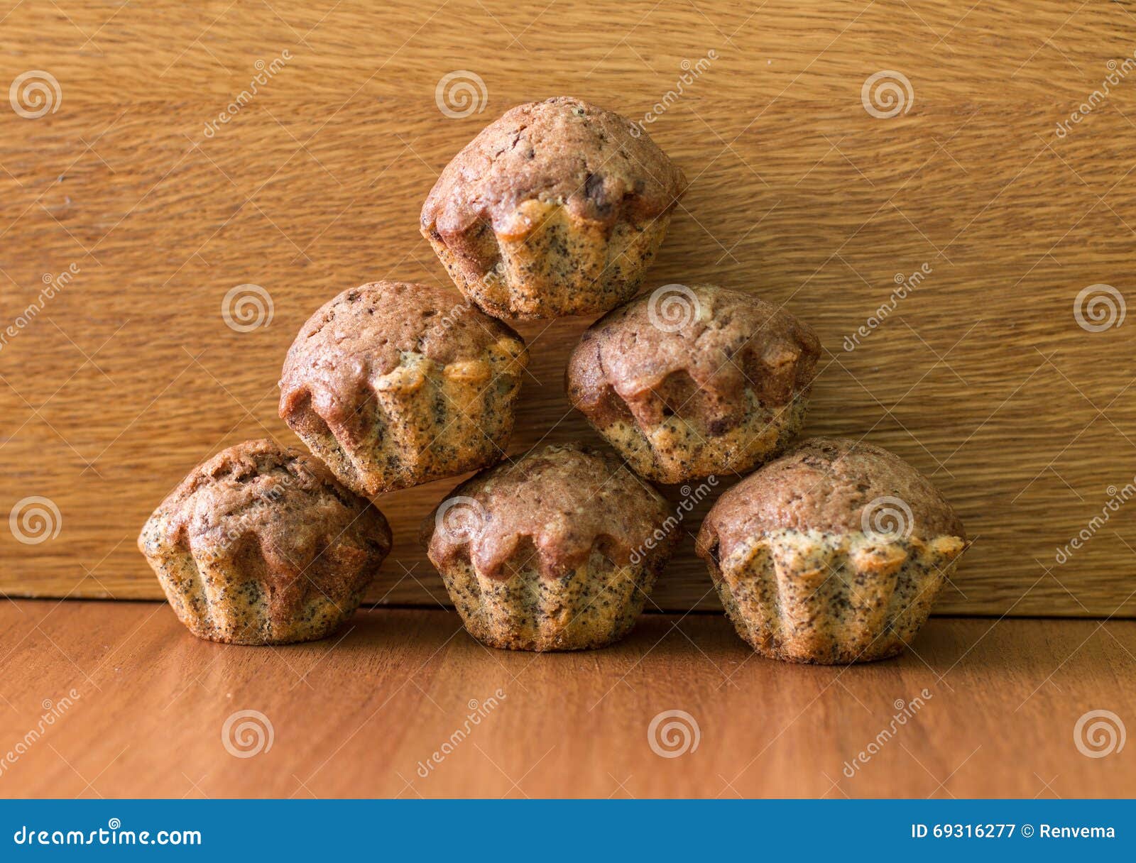 Pyramide Von Zweifarbigen Muffins Stockbild - Bild von pyramide ...
