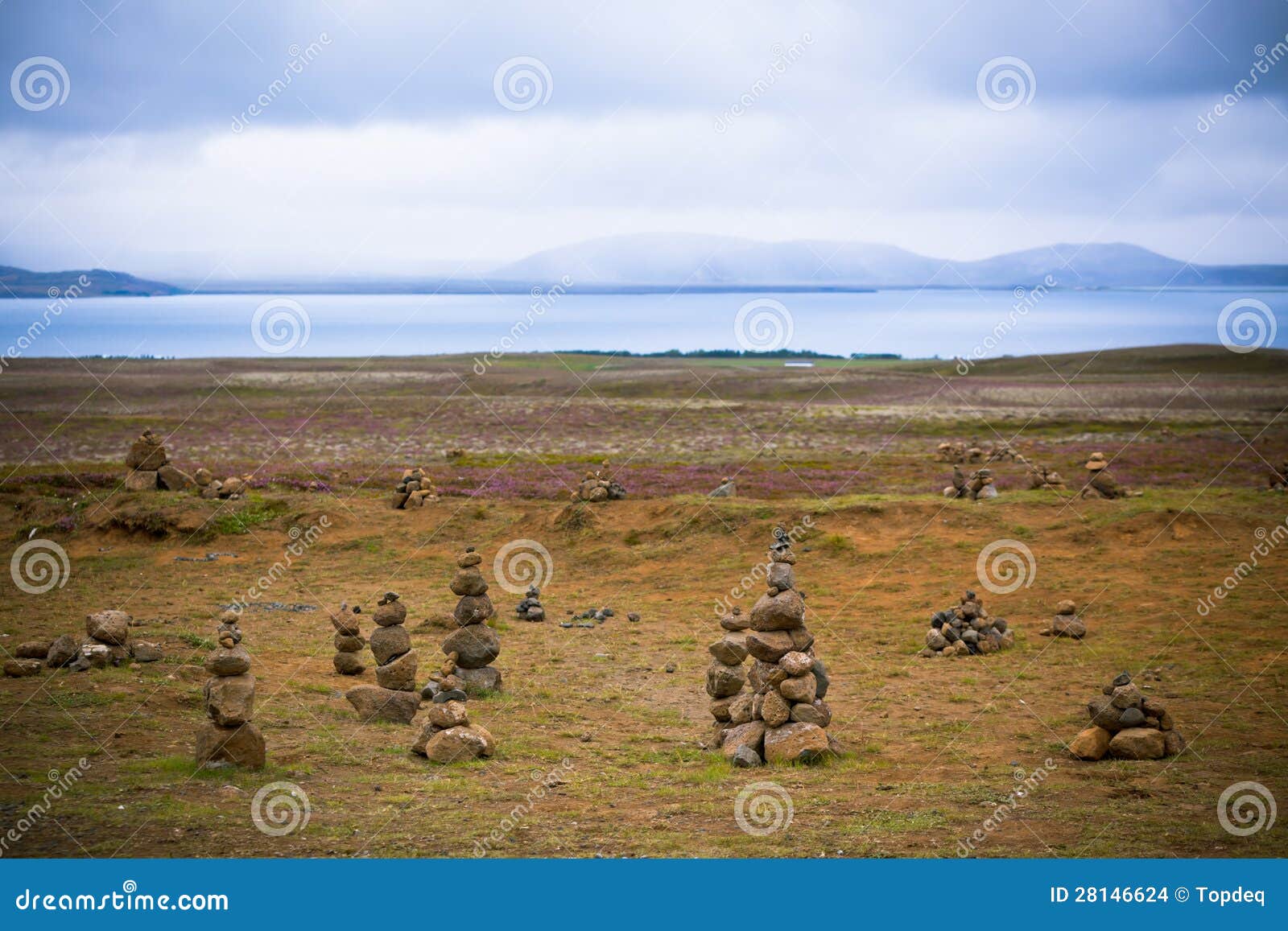 Pyramiden Von Den Steinen, Island Stockfoto - Bild von blumen ...