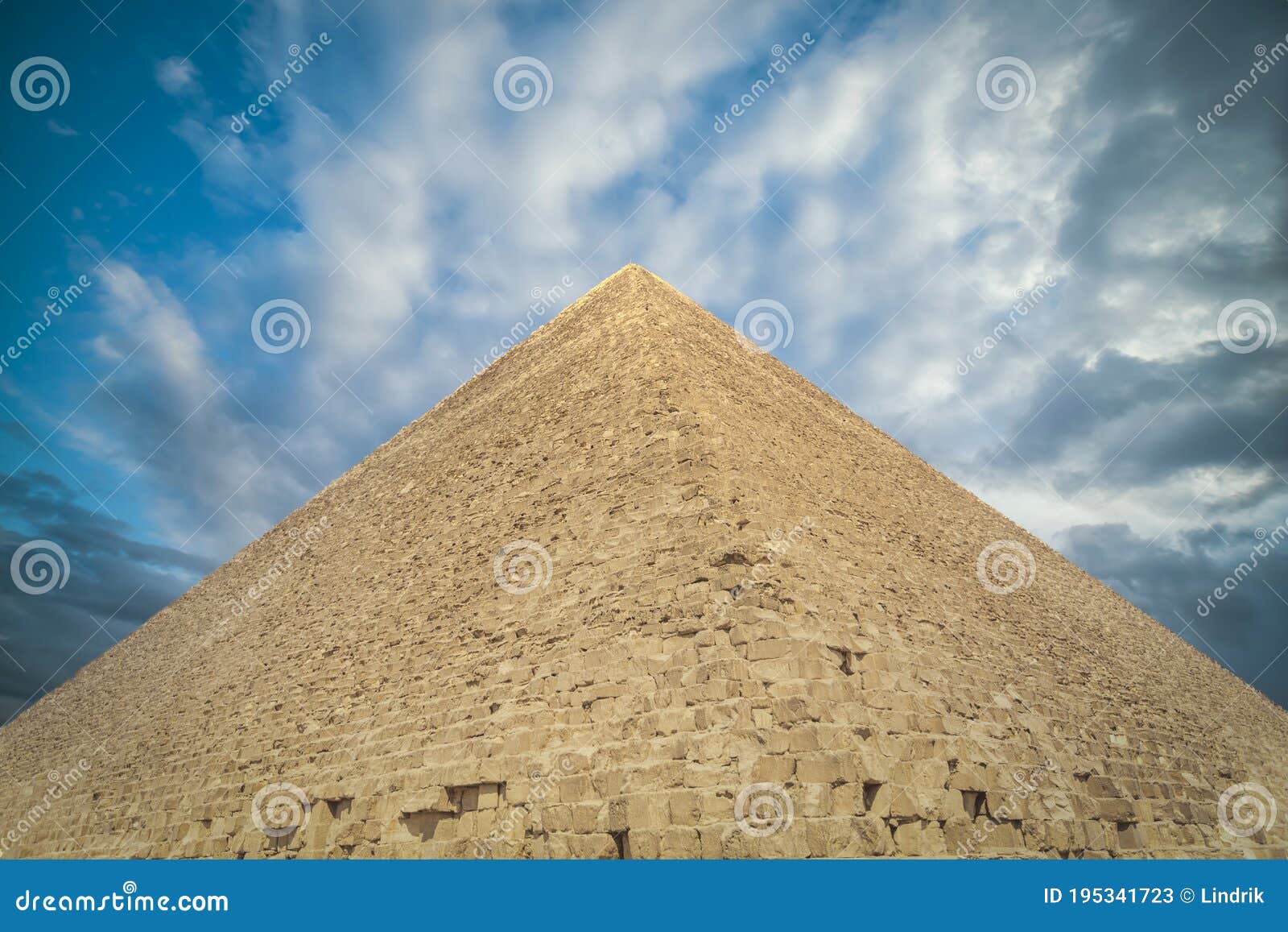 Pyramider av giza in egypt fotografering för bildbyråer. Bild av ...