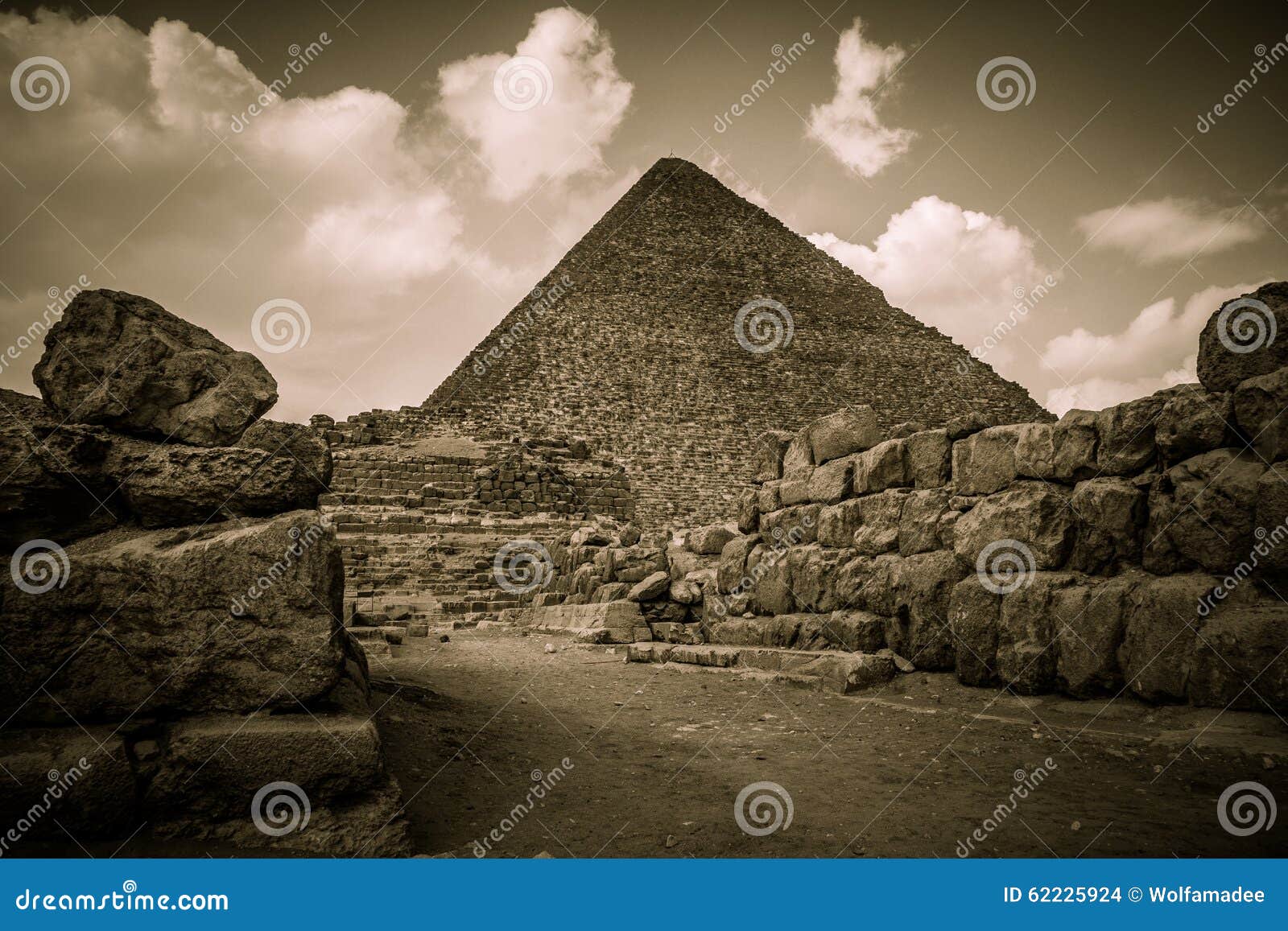 Pyramider Av Giza Med Moln, Egypten Arkivfoto - Bild av stort, mänsklig ...