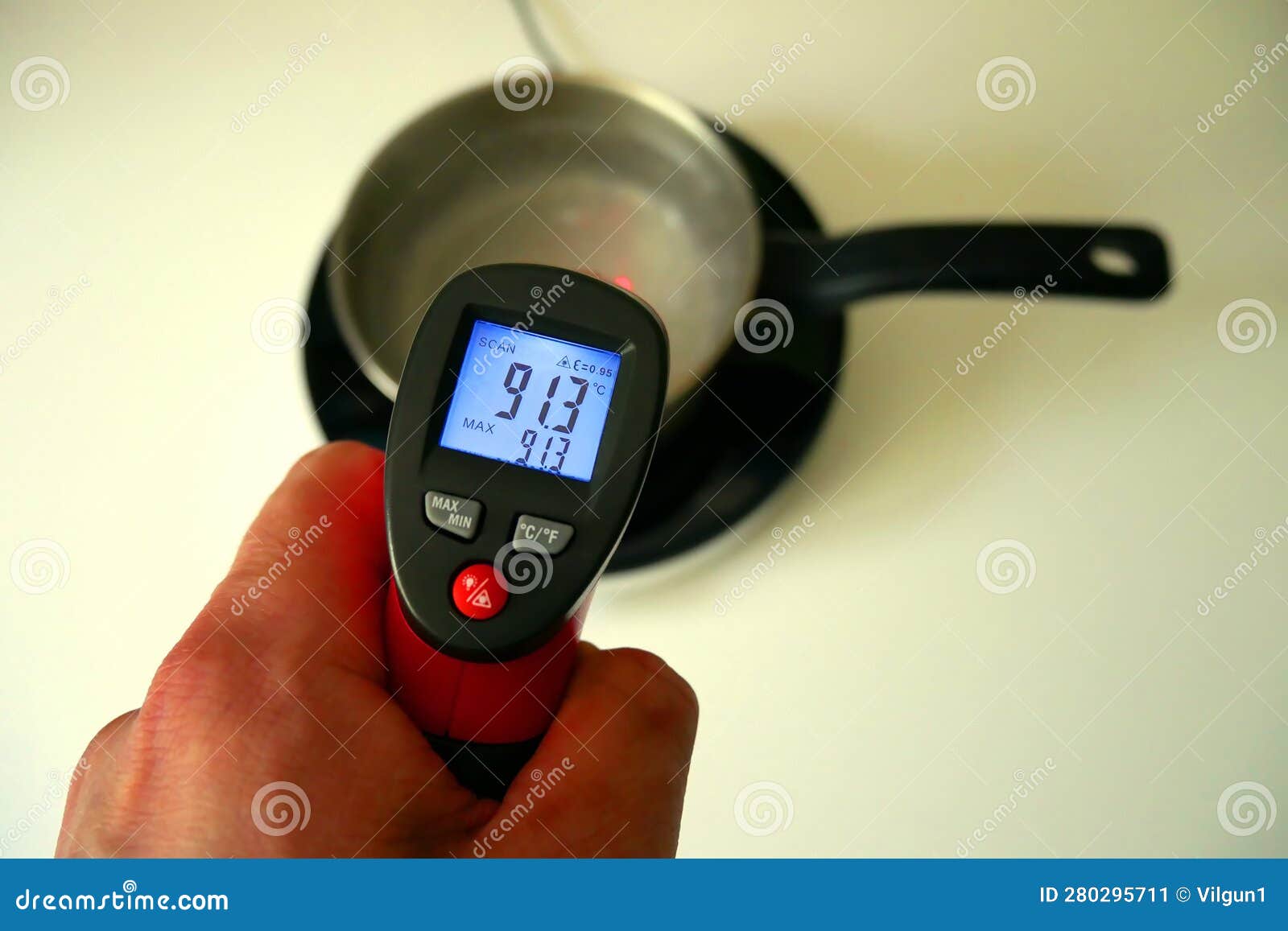 Pyrometer Measurement of the Cooking Surface. Measuring the Temperature ...