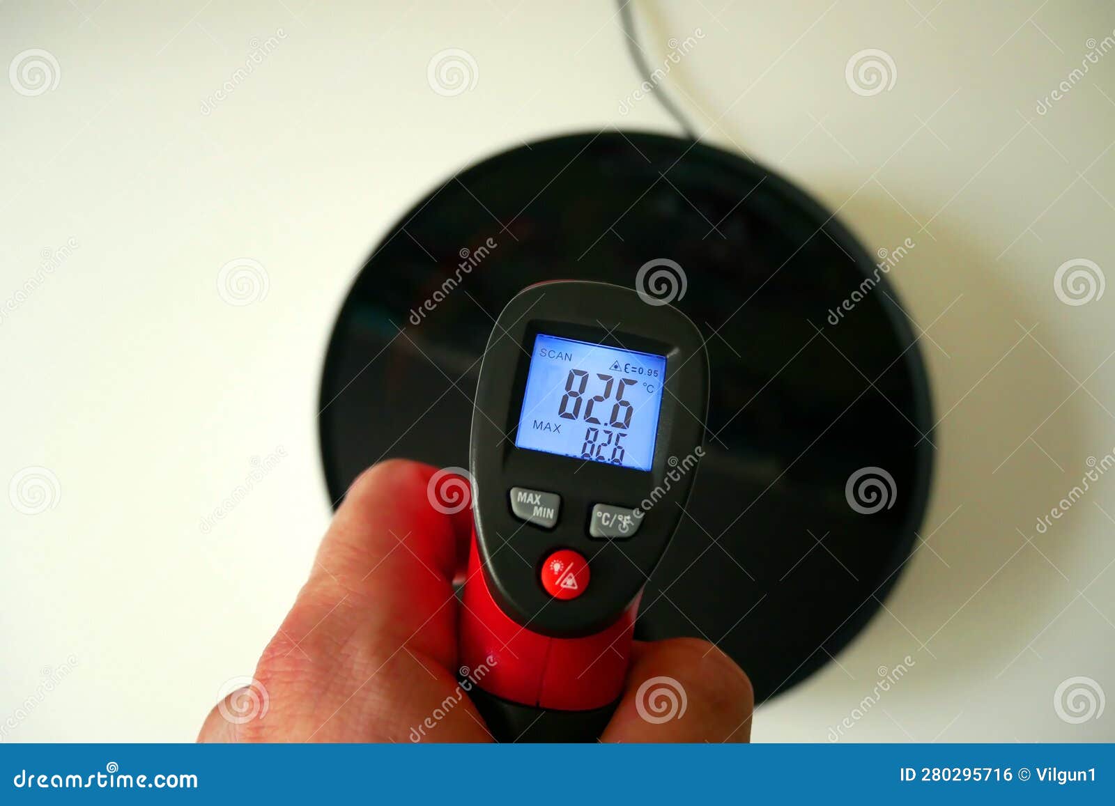Pyrometer Measurement of the Cooking Surface. Measuring the Temperature ...
