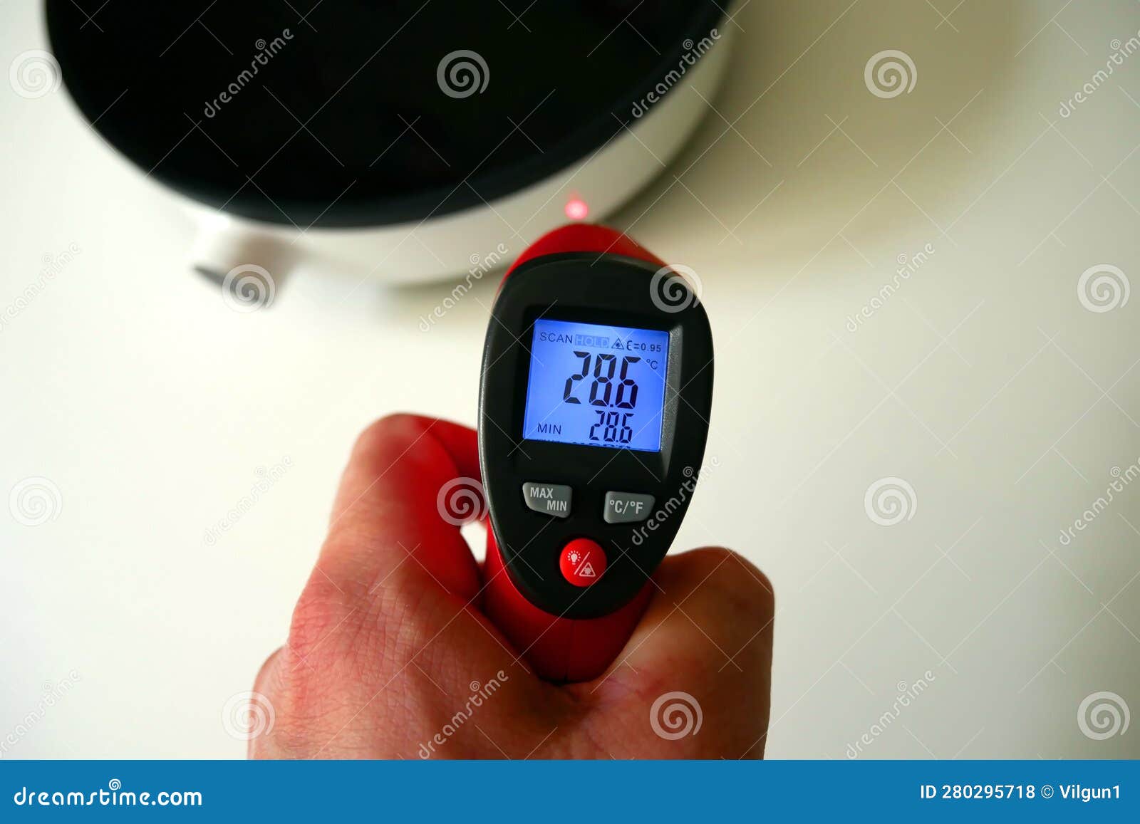 Pyrometer Measurement of the Cooking Surface. Measuring the Temperature ...