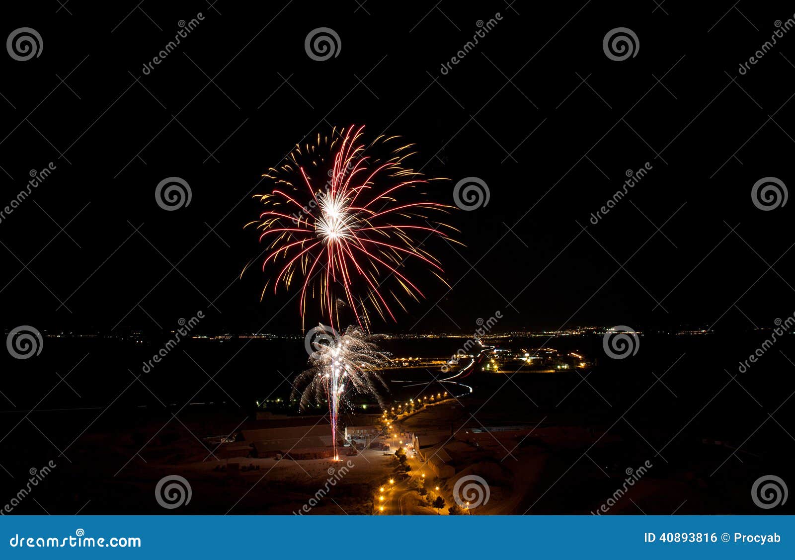 Pyrotechnik stockfoto. Bild von fall, schauspiel, pyrotechnik - 40893816