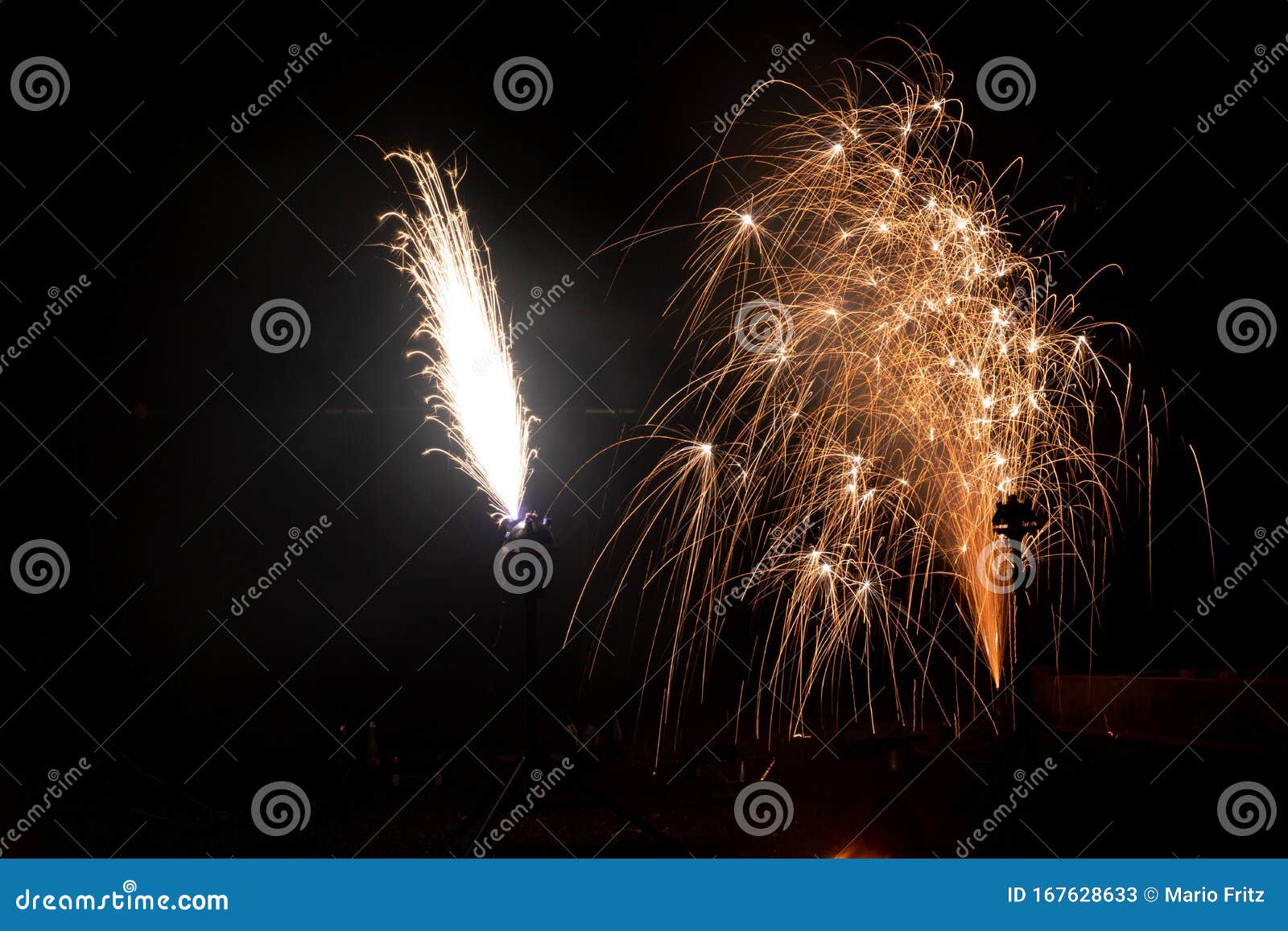 Pyrotechnik Bei Einer Hochzeit Oder Silvesternacht Stockbild - Bild von ...