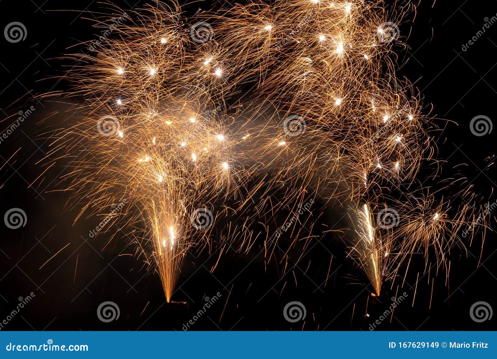 Pyrotechnik Bei Einer Hochzeit Oder Silvesternacht Stockbild - Bild von ...