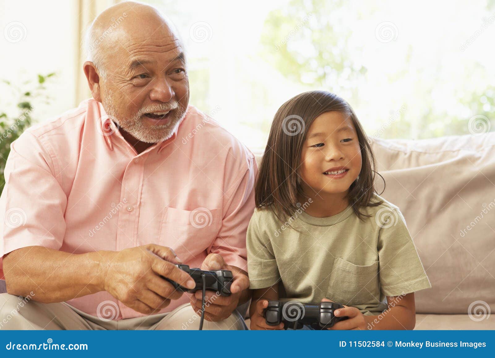 Père Et Fils Jouant Le Jeu Dordinateur à Photo Stock Image Du Trois