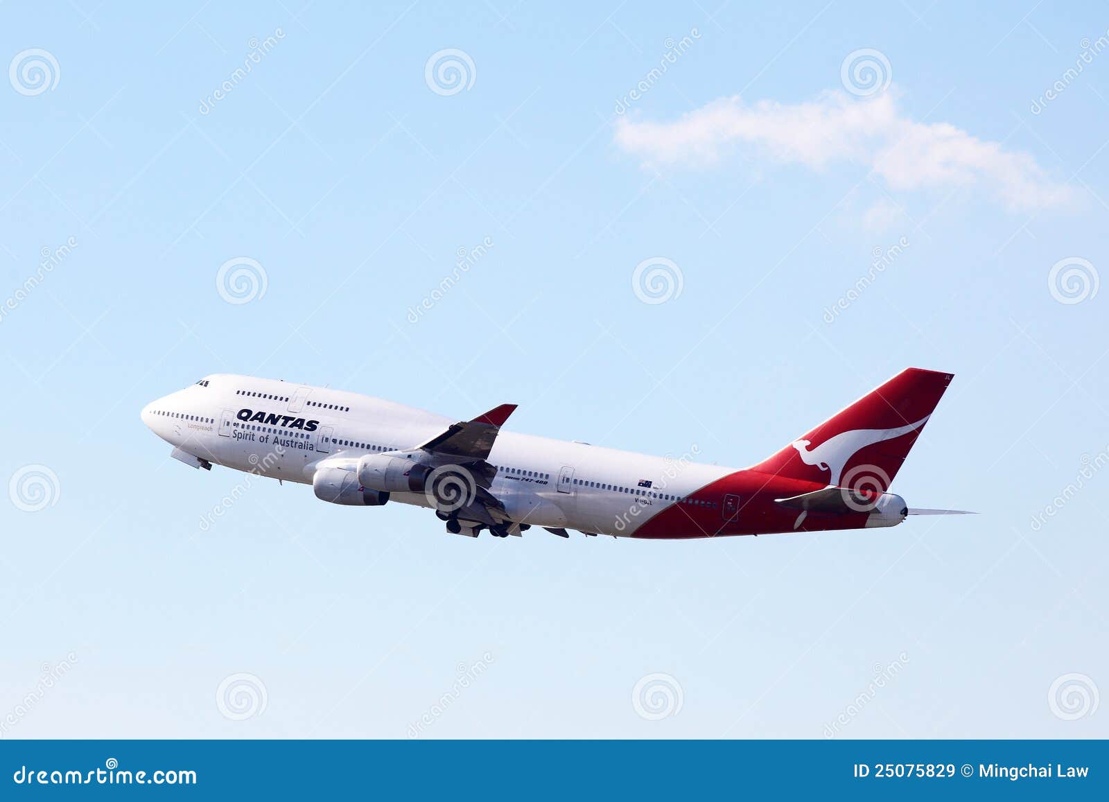 Qantas Boeing 747 Jumbo Jet Commercial Airliner Landing At Sydney ...