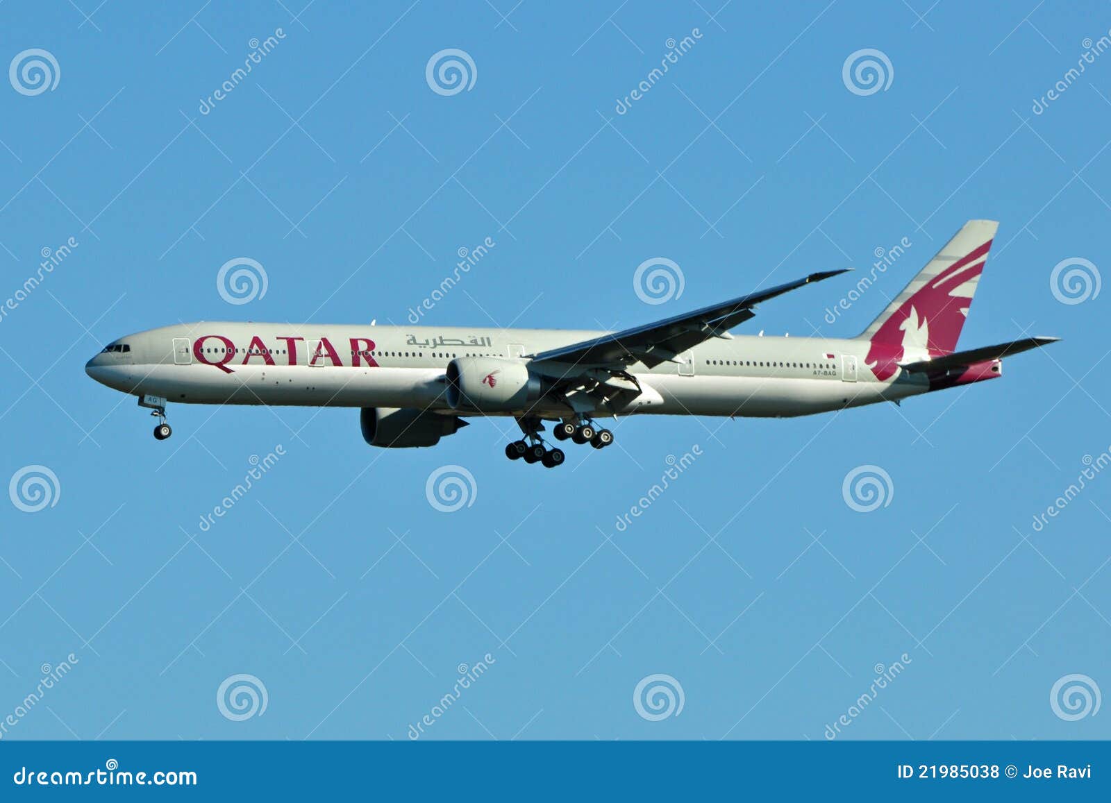 Qatar Airways Boeing 777 Landing Editorial Stock Photo - Image of b777 ...