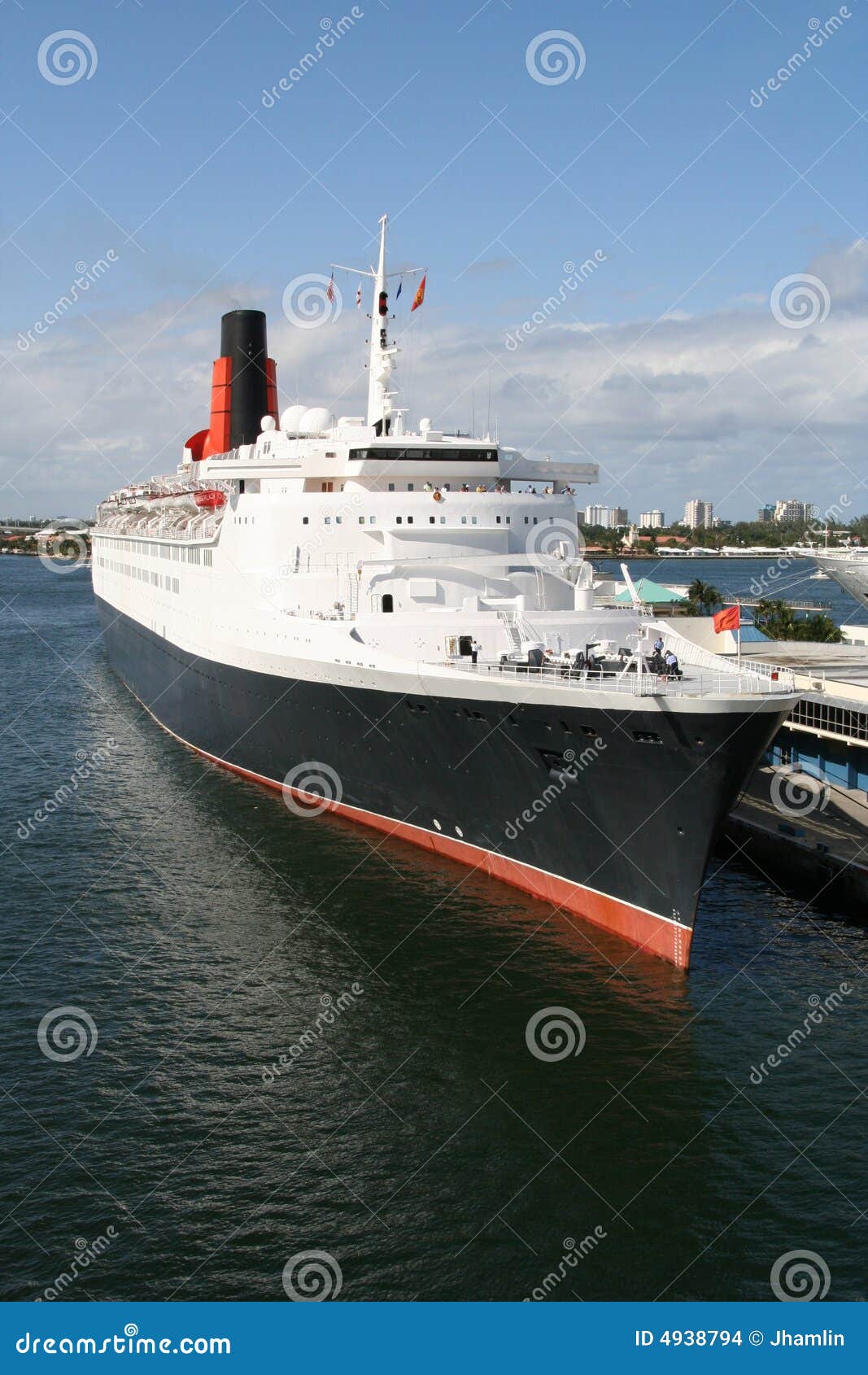QE2 in Ft. Lauderdale 2008 stock photo. Image of liner - 4938794