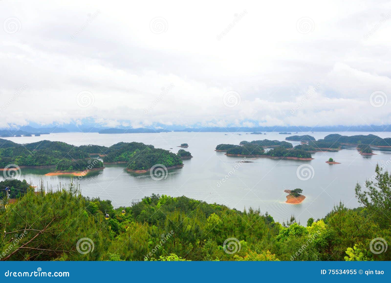 Qiandao 库存图片. 图片 包括有 高地, 著名, 小山, 水库, 海运, 小珠靠岸的, 海角, 一千 - 75534955