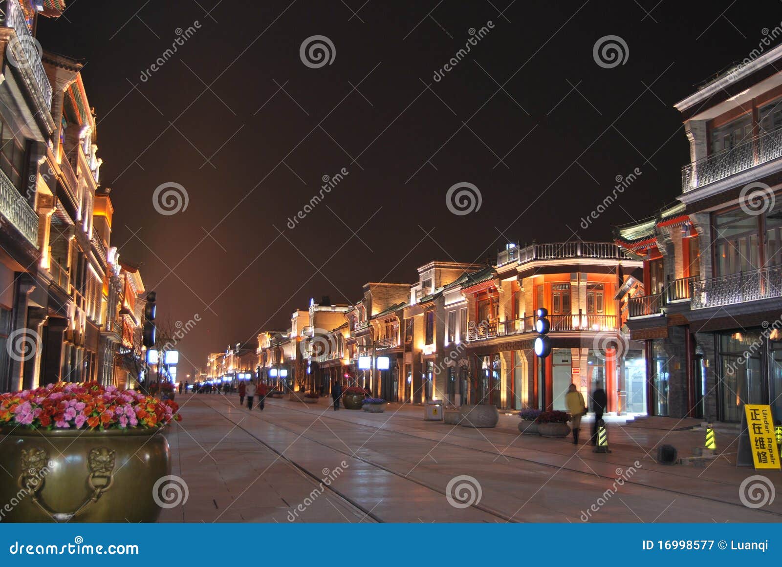 Qianmen Street in Beijing stock image. Image of light - 16998577